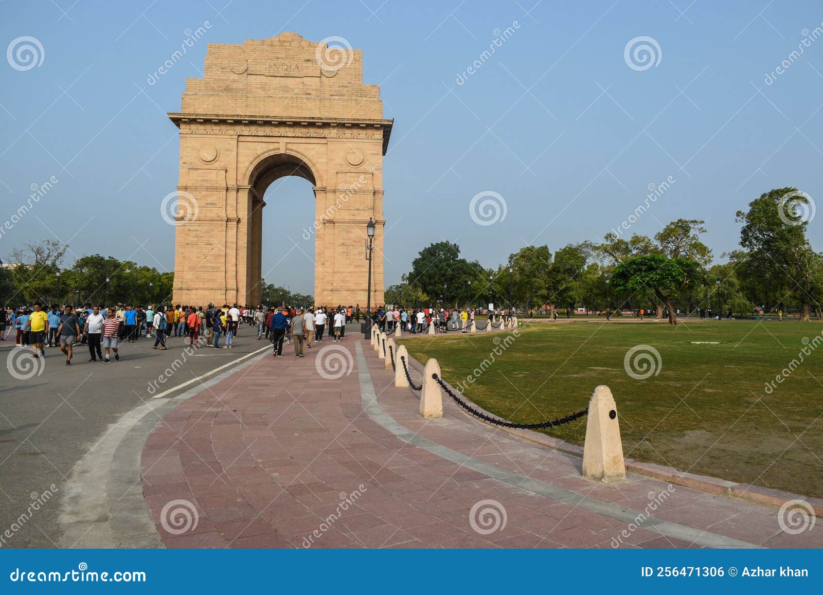 Huge Crowd of Tourists in India Gate Complex Opened after Redevelopment ...