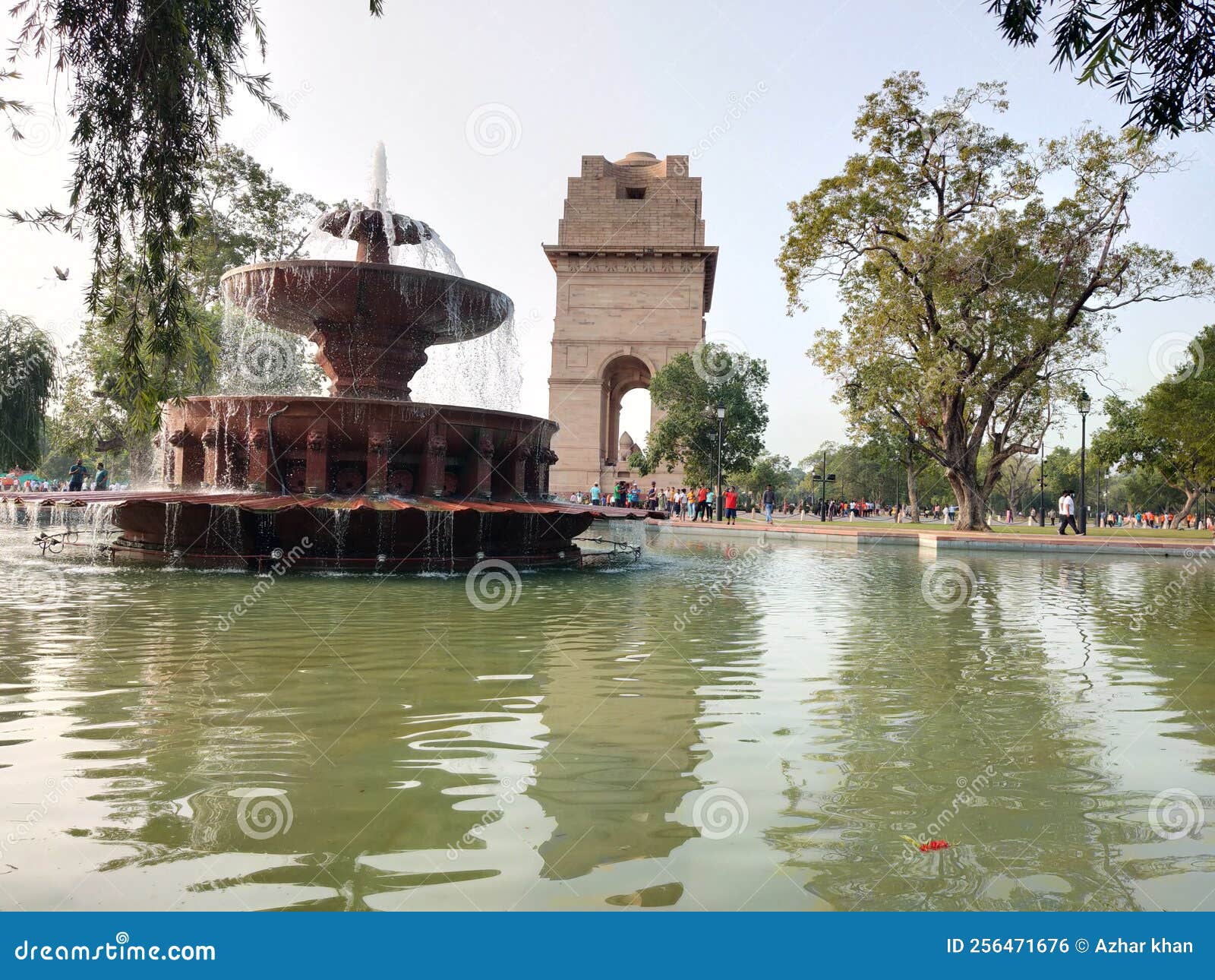 Huge Crowd of Tourists in India Gate Complex Opened after Redevelopment ...