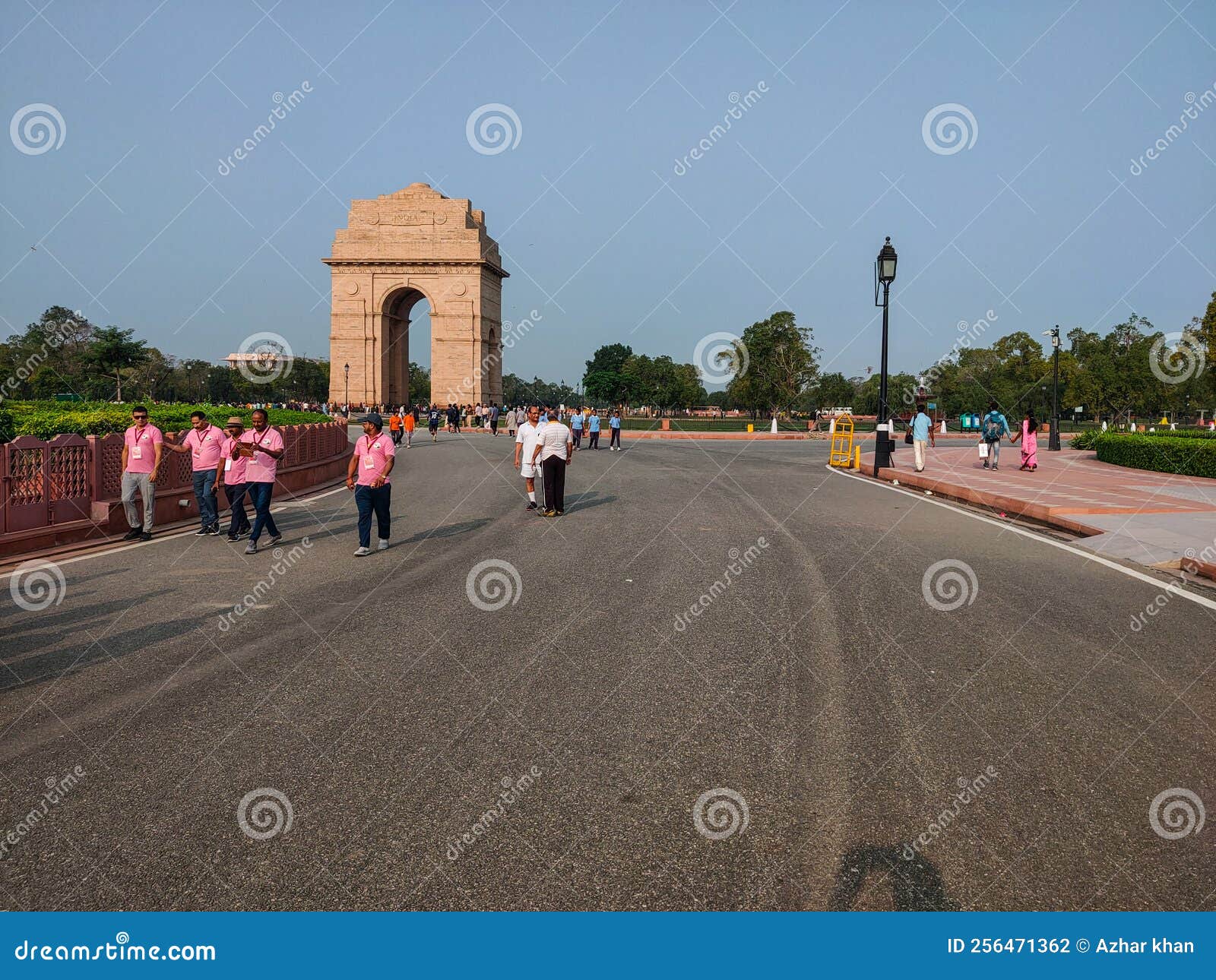 Huge Crowd of Tourists in India Gate Complex Opened after Redevelopment ...