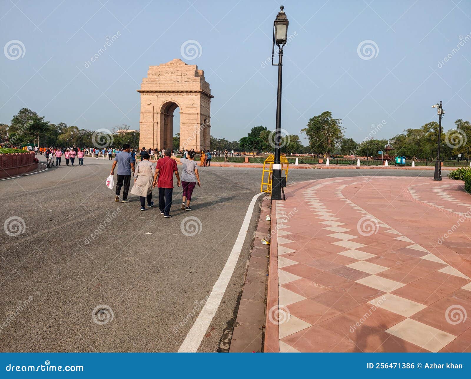 Huge Crowd of Tourists in India Gate Complex Opened after Redevelopment ...