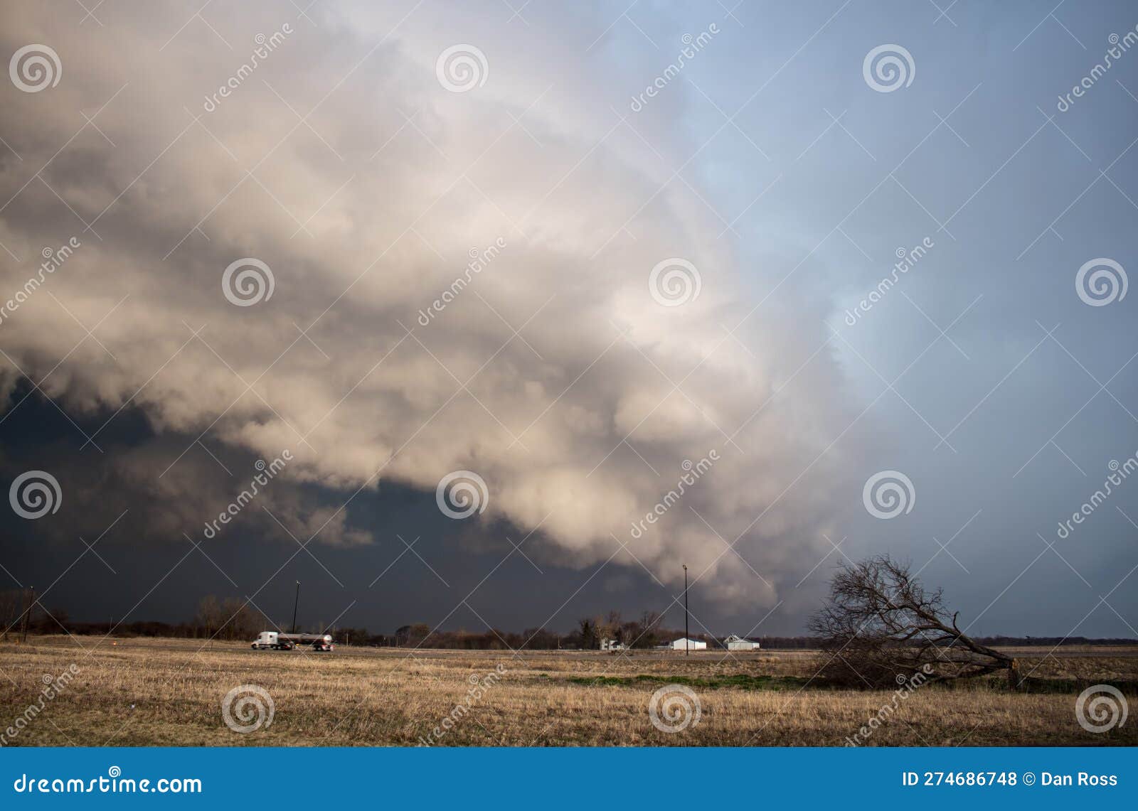 Huge storm and shelf cloud stock photo. Image of meteorology - 274686748