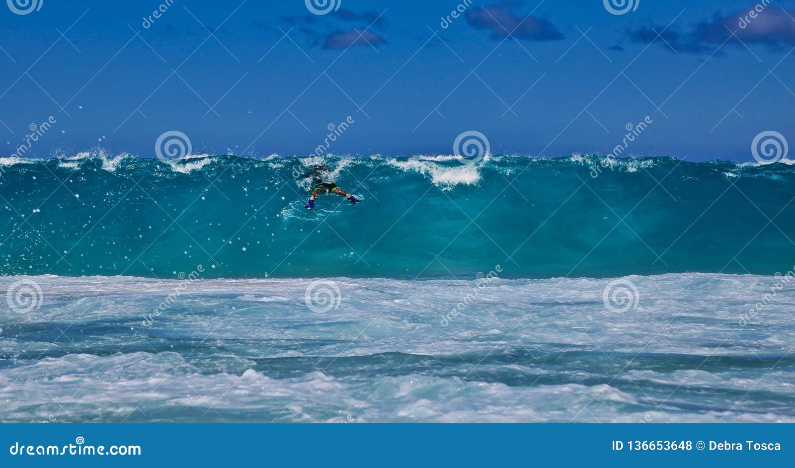 Huge wave editorial stock photo. Image of hawaii, huge - 136653648