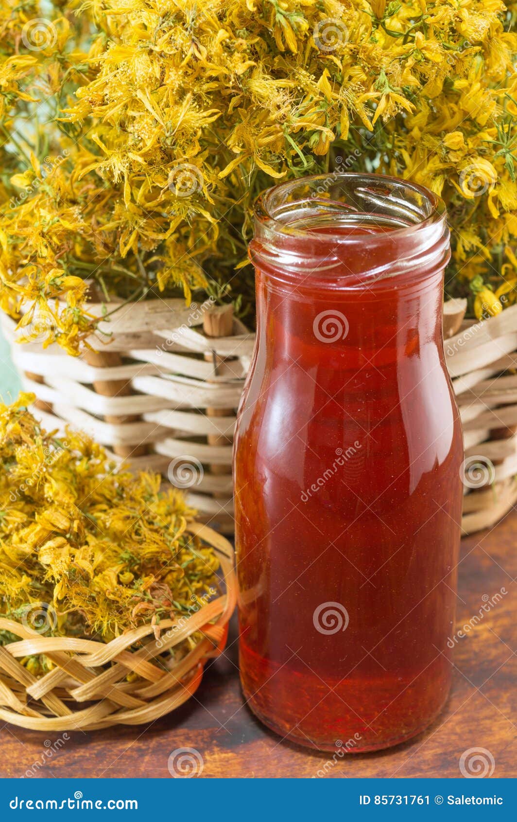 Huile De Moût De St Johns Et Fleurs Sèches Image stock - Image du ...