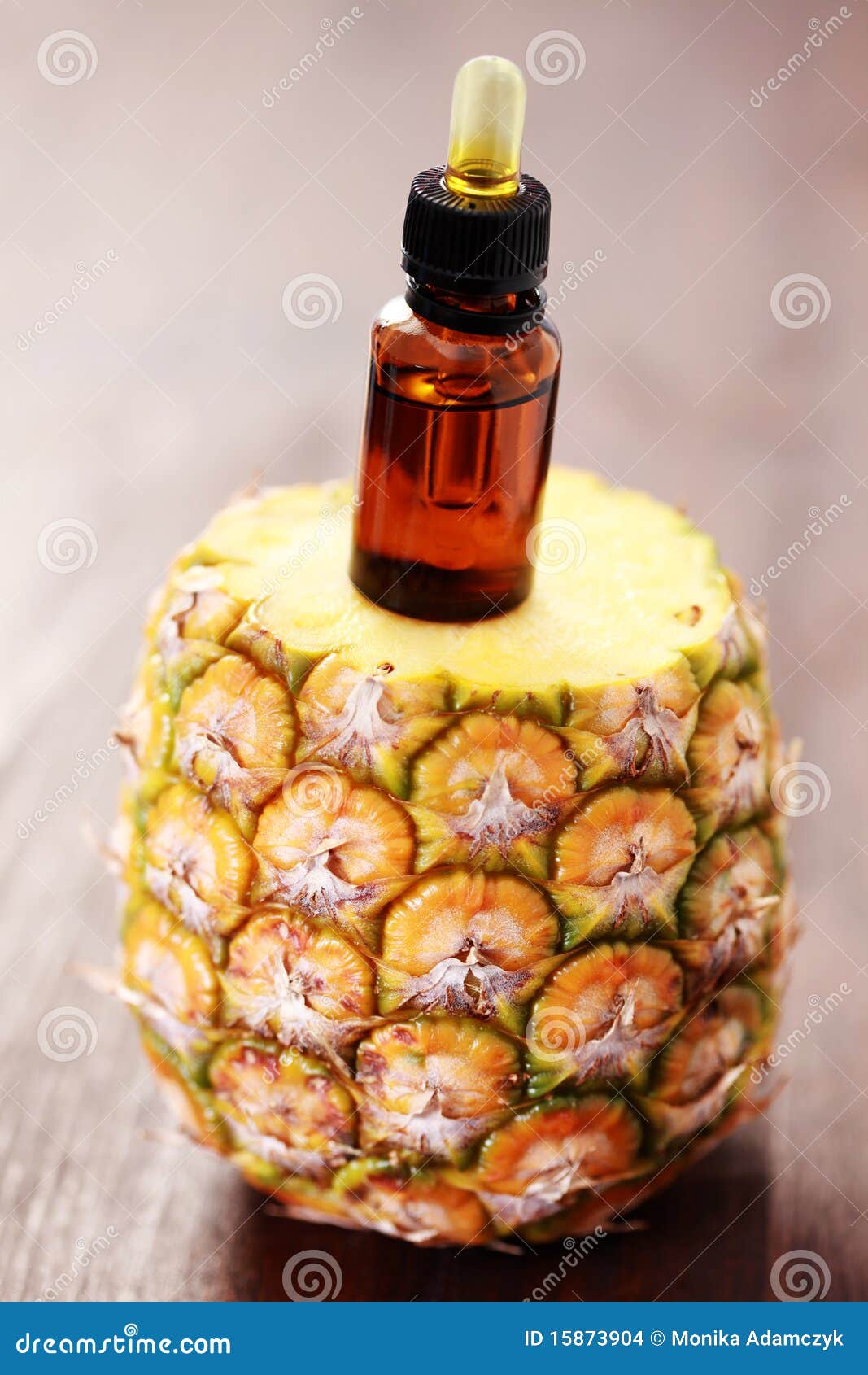 Huile essentielle d'ananas photo stock. Image du détente - 15873904