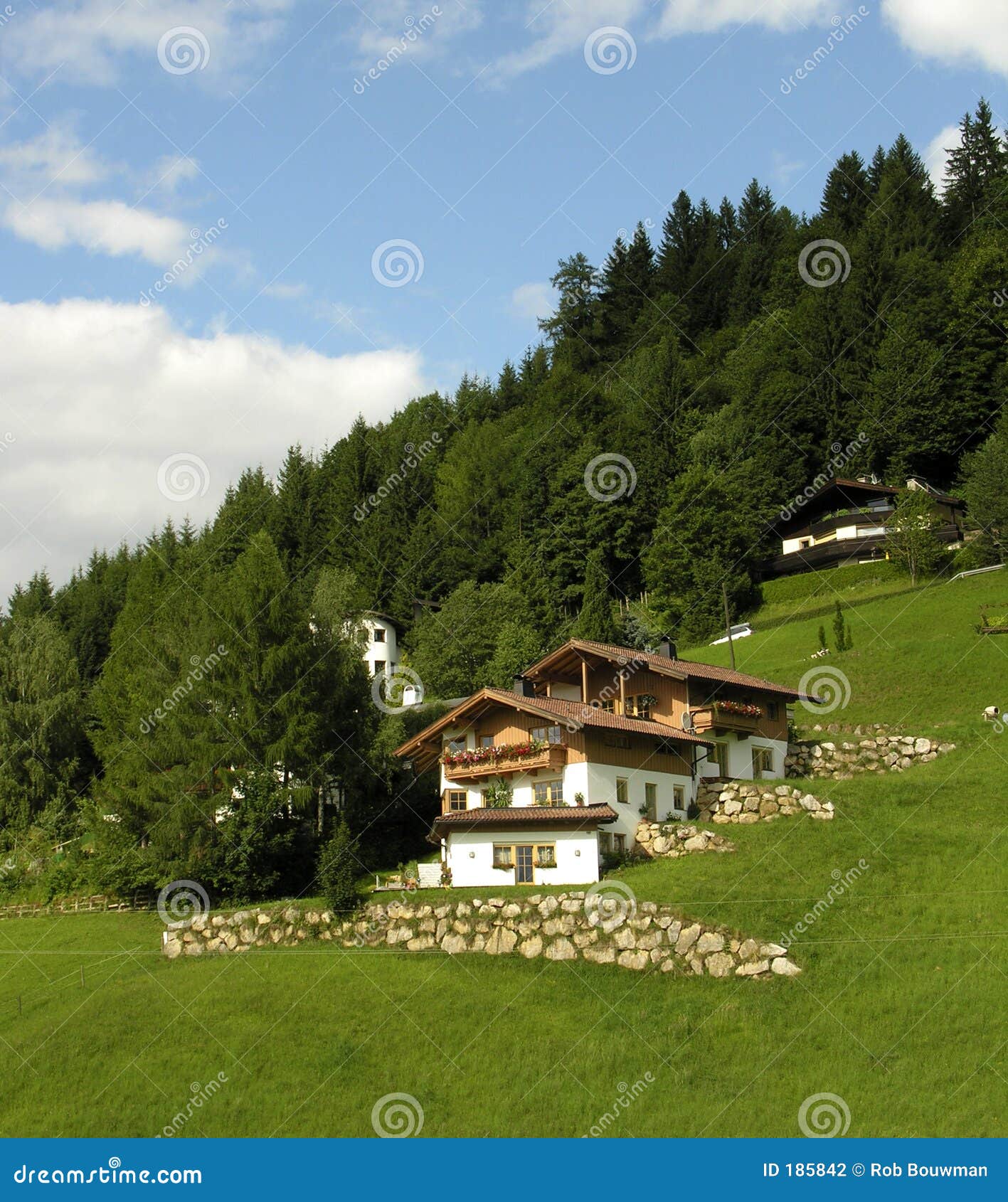 Huis in de Alpen stock foto. Image of landgoed, huisvesting - 185842