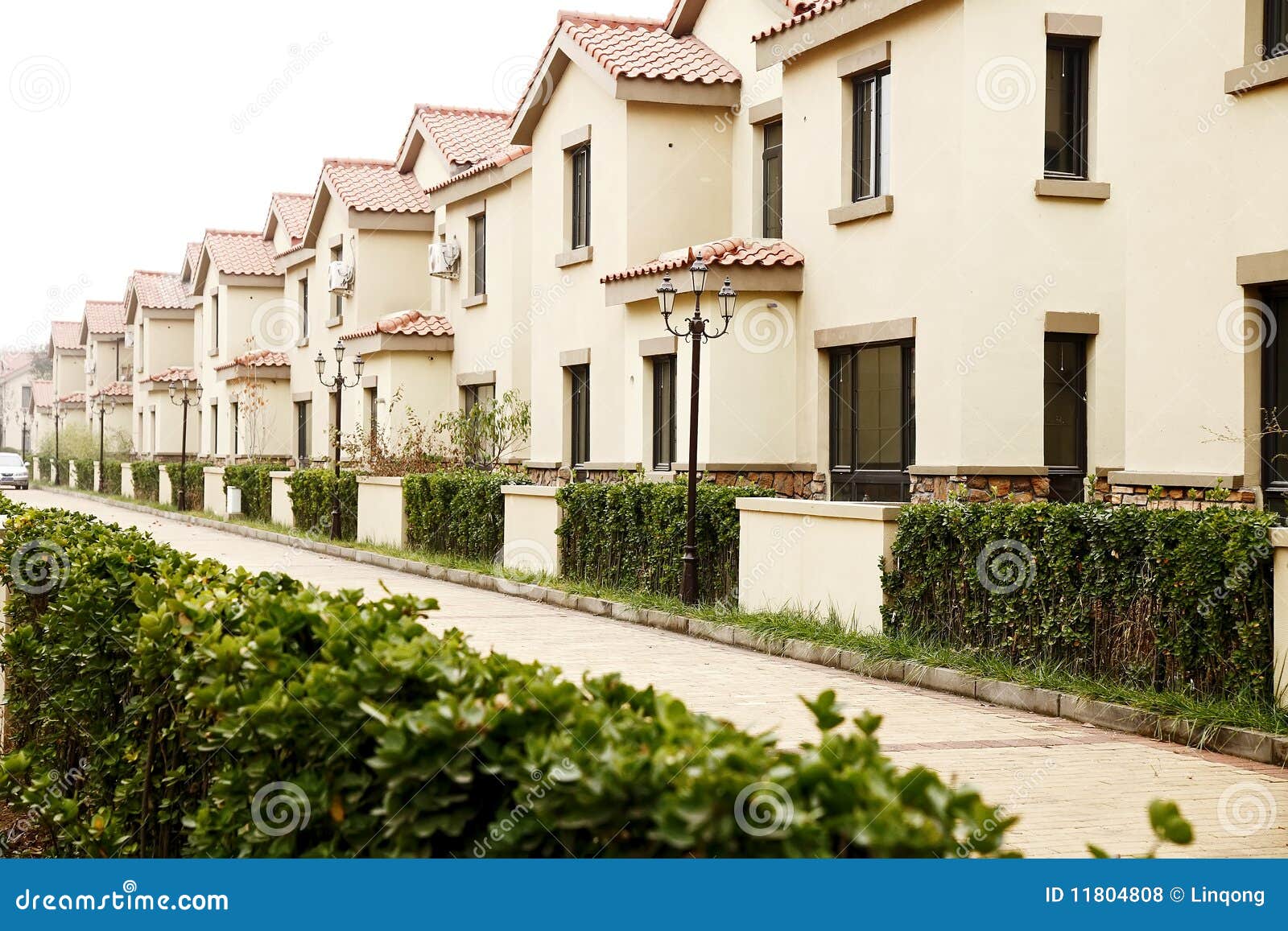 Huis in de stad stock foto. Image of woon, patio, installatie - 11804808