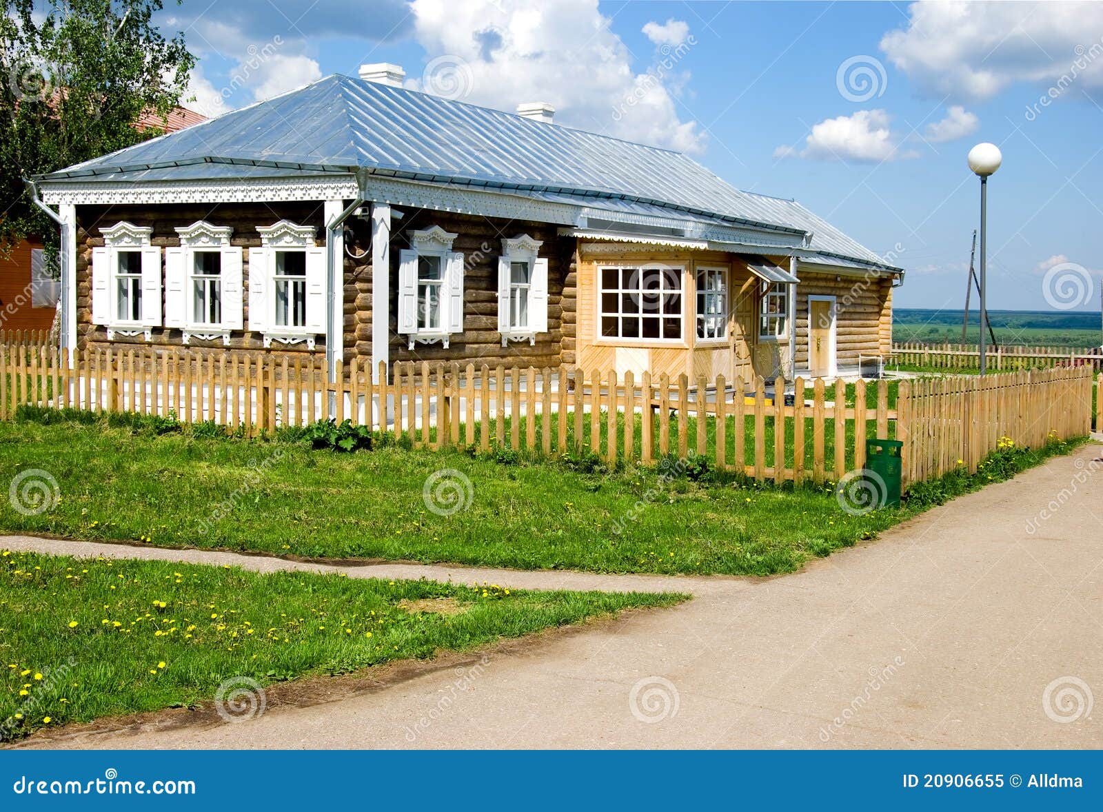 Huis in een Dorp stock afbeelding. Image of bloemen, architectuur ...