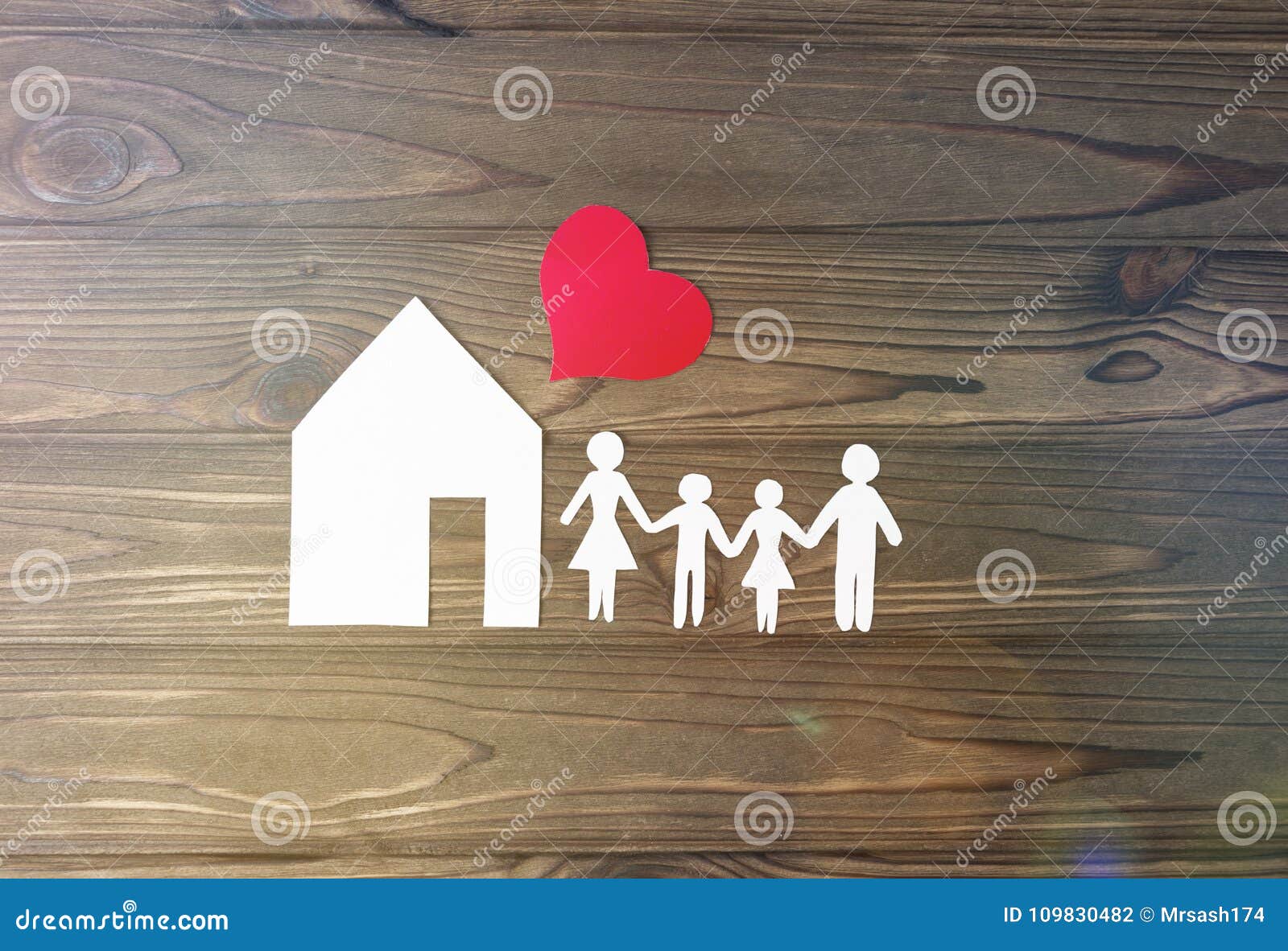 Huis, familie, hart stock foto. Image of vader, familie - 109830482