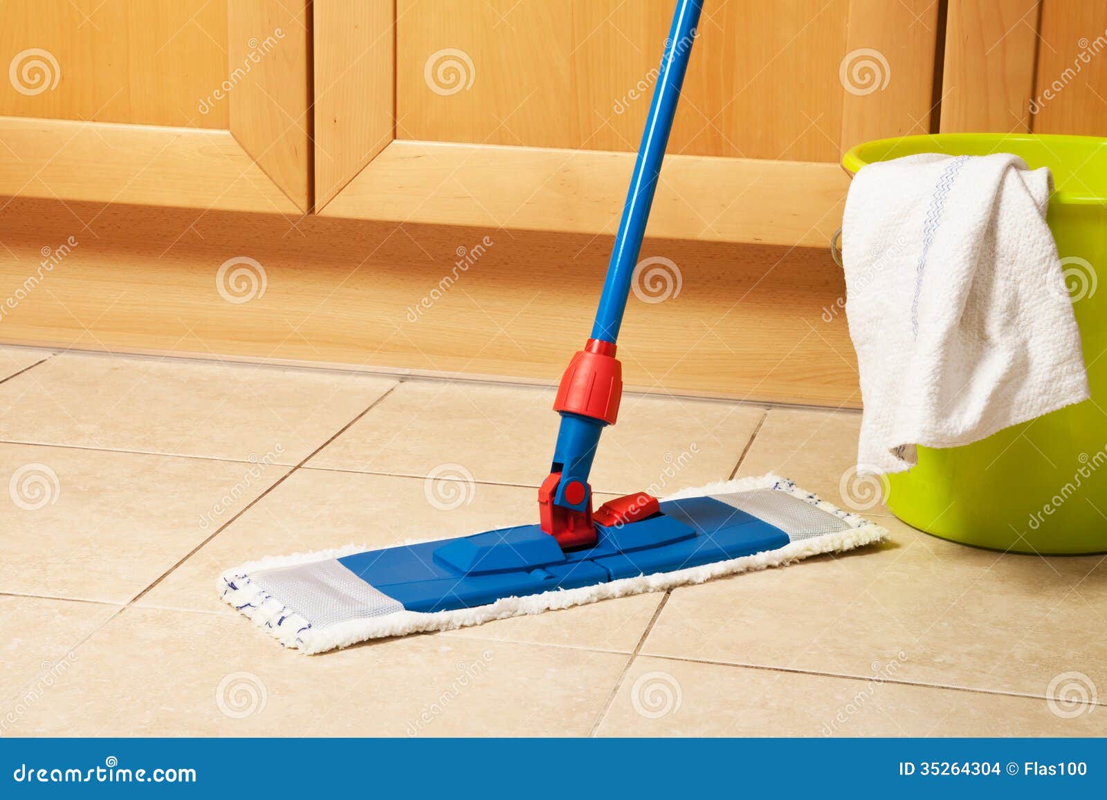 Huis Het Schoonmaken Met De Zwabber Stock Foto - Image of bezem, schoon ...