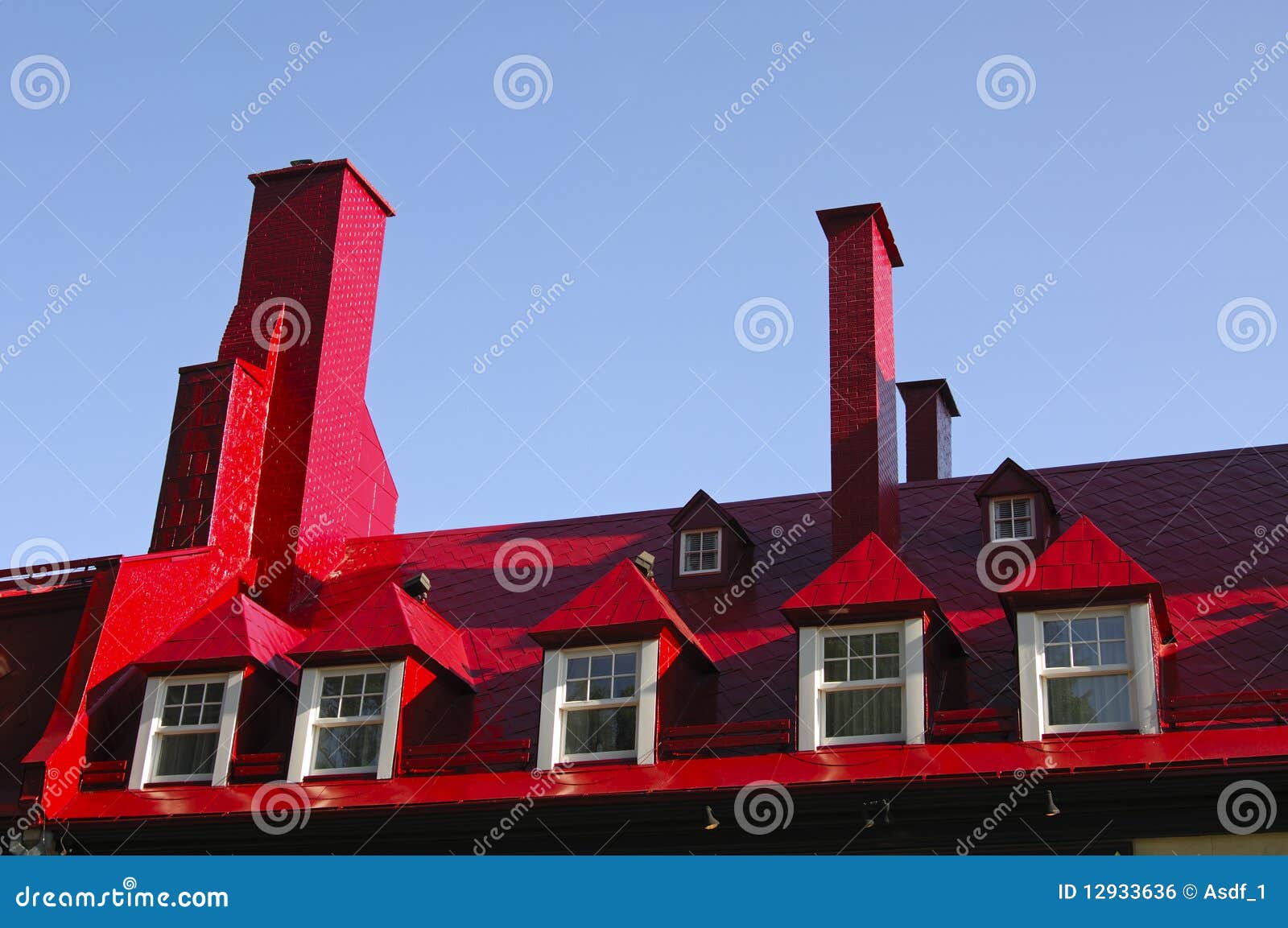 Huis met rood dak stock foto. Image of woning, stad, quebec - 12933636