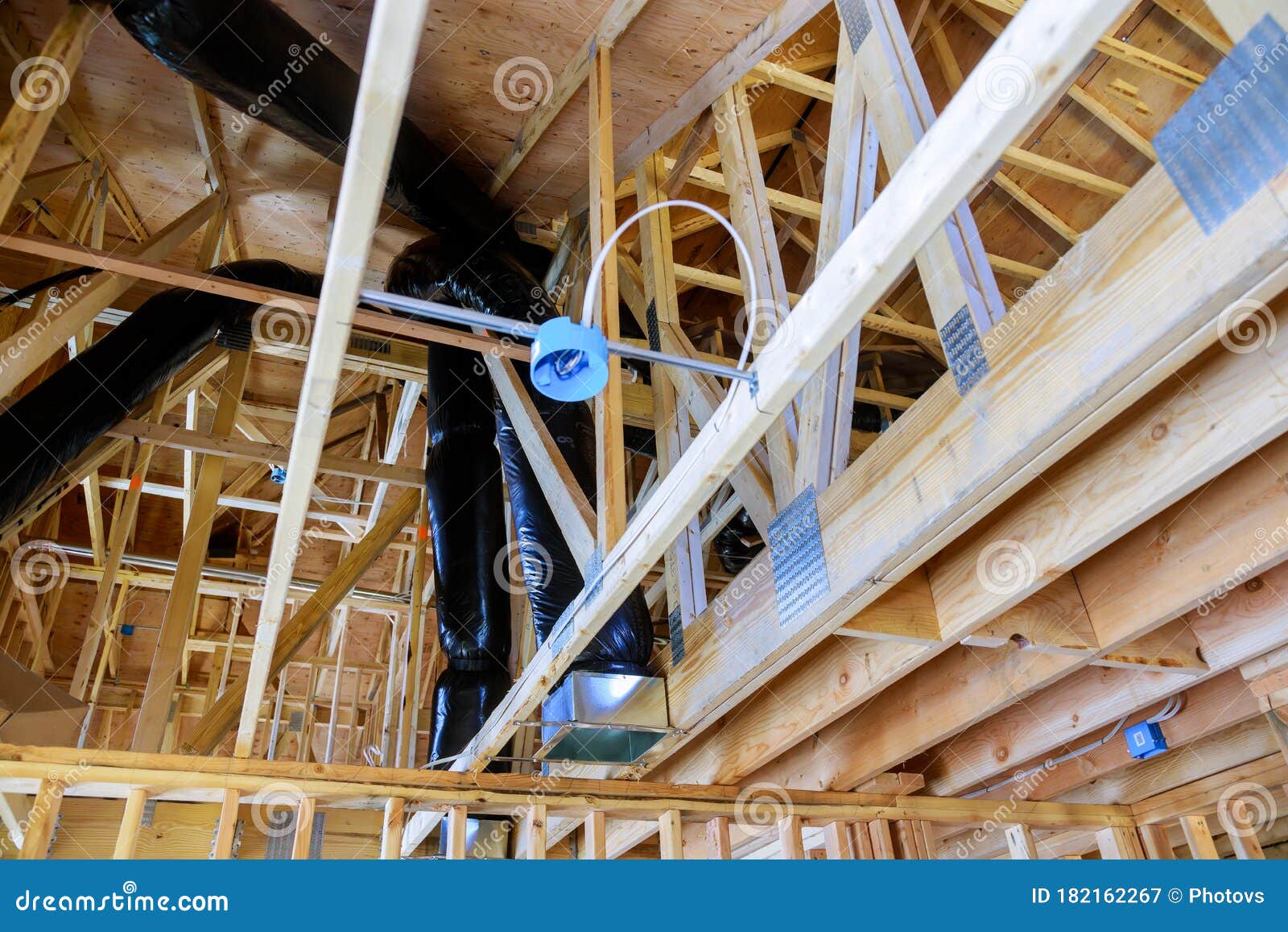 Huis Onder Het Dak Van De Constructie Met Ingebouwde Airconditioning ...