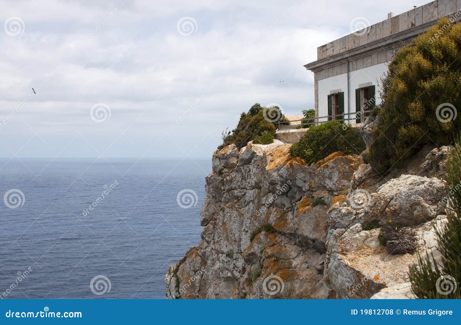 Huis Op Een Rots - RUW Formaat Stock Foto - Image of beeld, rots: 19812708