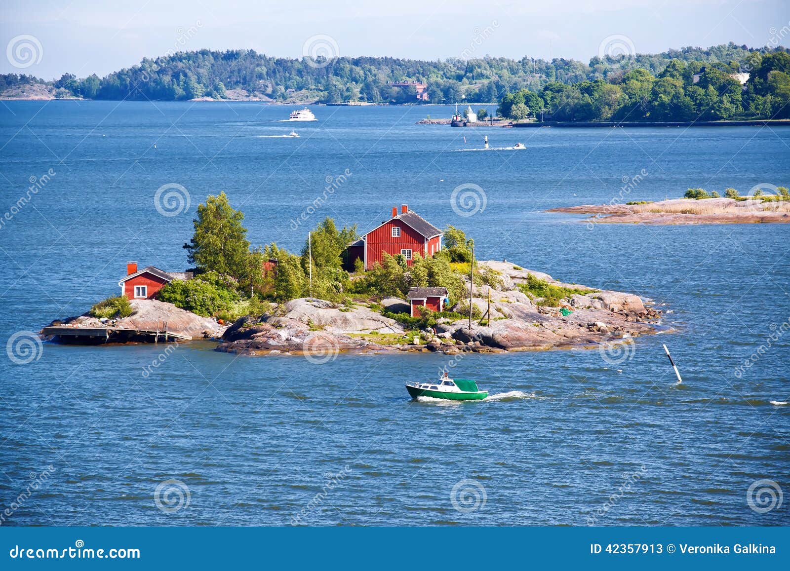 Huis op eiland in Oostzee stock afbeelding. Image of blauw - 42357913