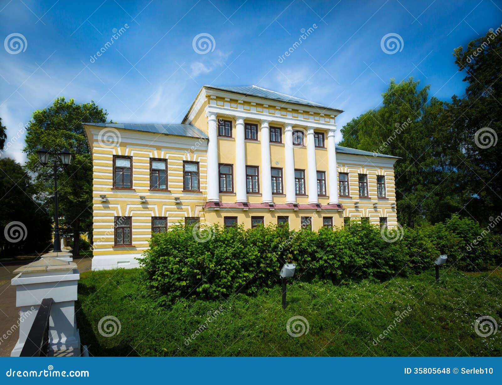 Huis in Stijl Van Classicisme Stock Foto - Image of geel, kleur: 35805648