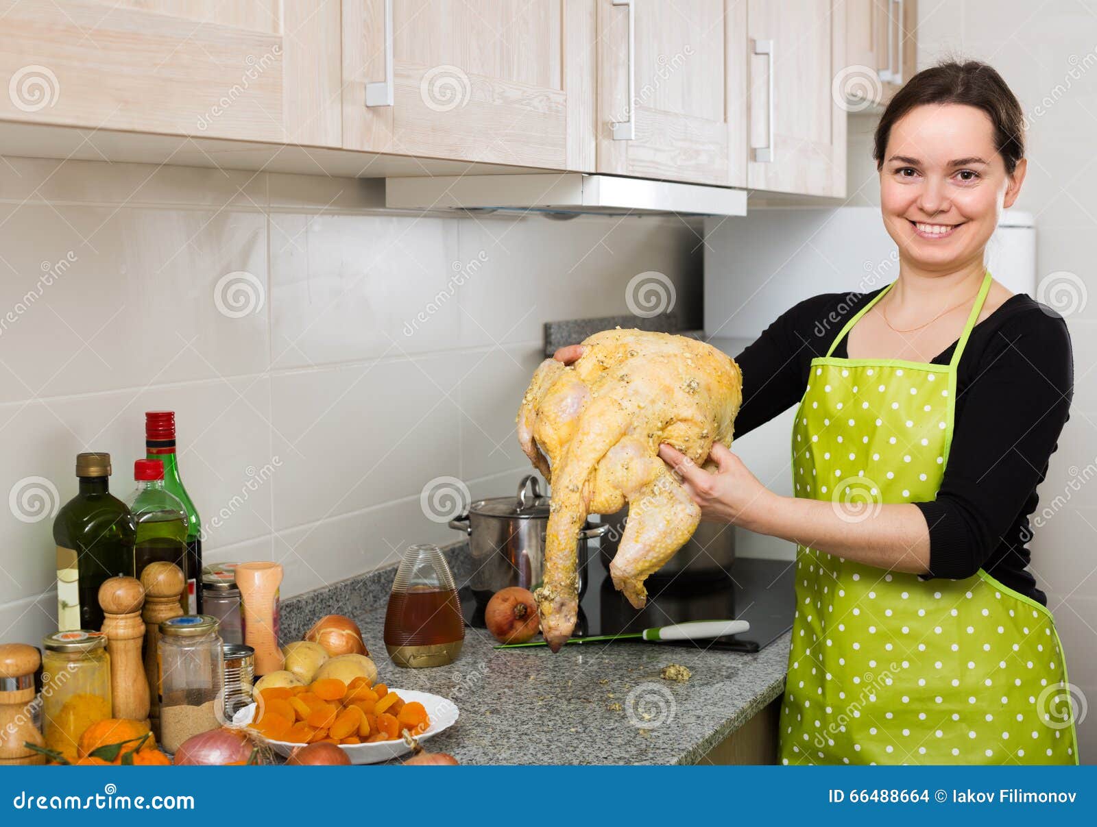 Huisvrouw Het Stellen Met Kapoen Stock Foto - Image of kleding ...