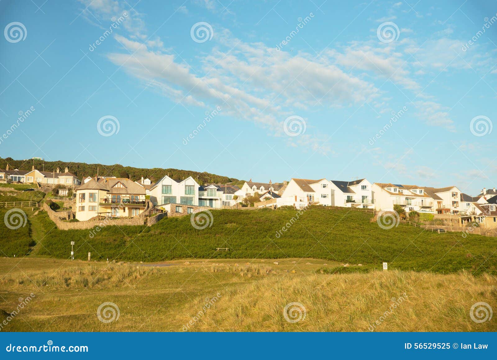 Huizen stock afbeelding. Image of lijnen, vakantie, traditioneel - 56529525