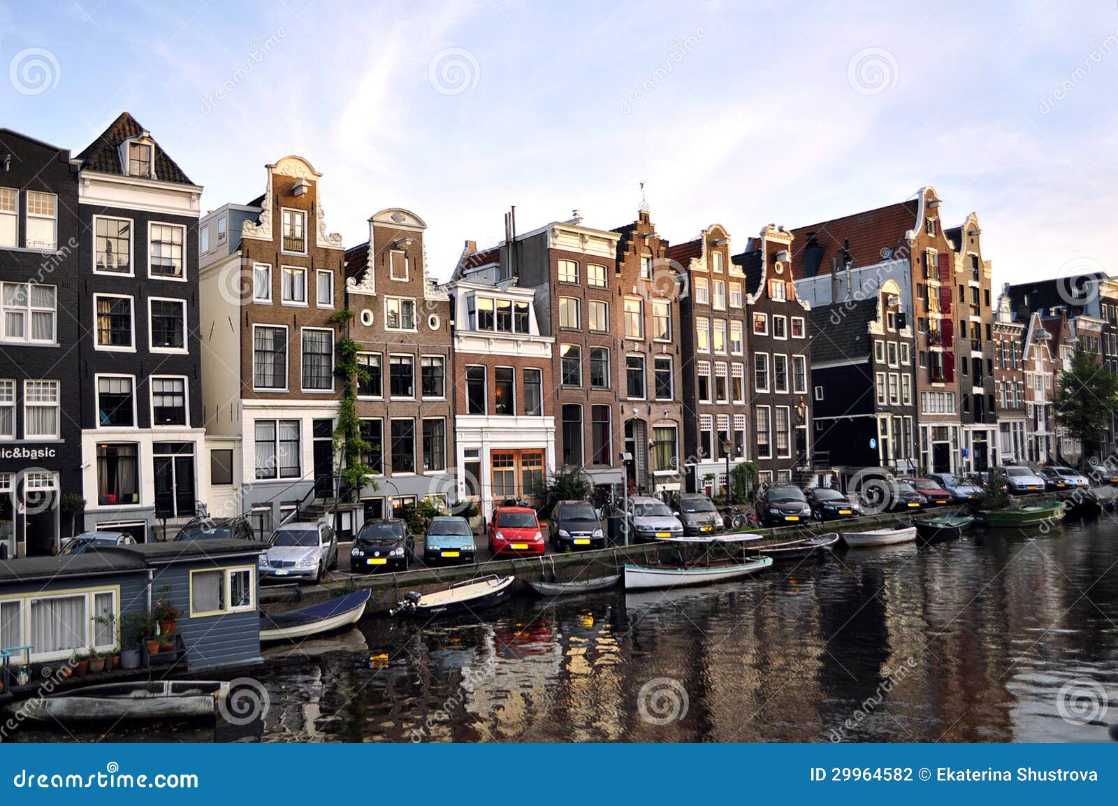 Huizen in Amsterdam, Nederland Redactionele Fotografie - Image of ...