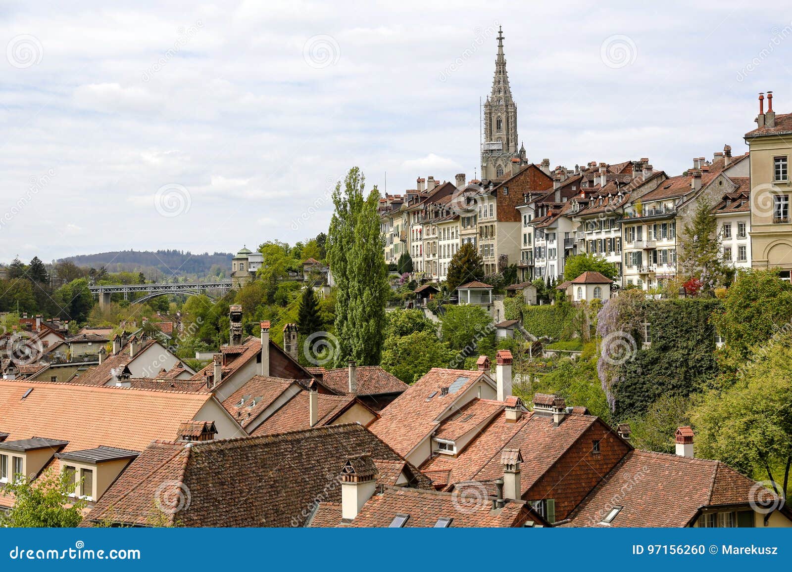 Huizen in De Stad Van Bern in Zwitserland Redactionele Afbeelding ...