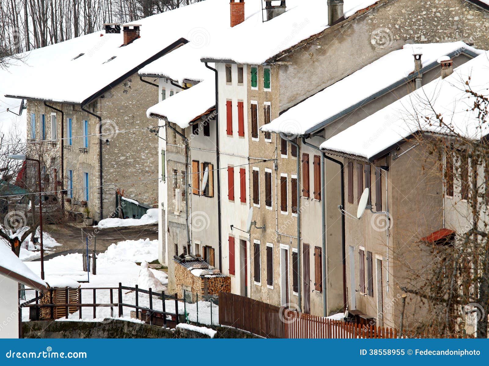 Huizen in Een Klein Dorp in De Berg Stock Afbeelding - Image of ...