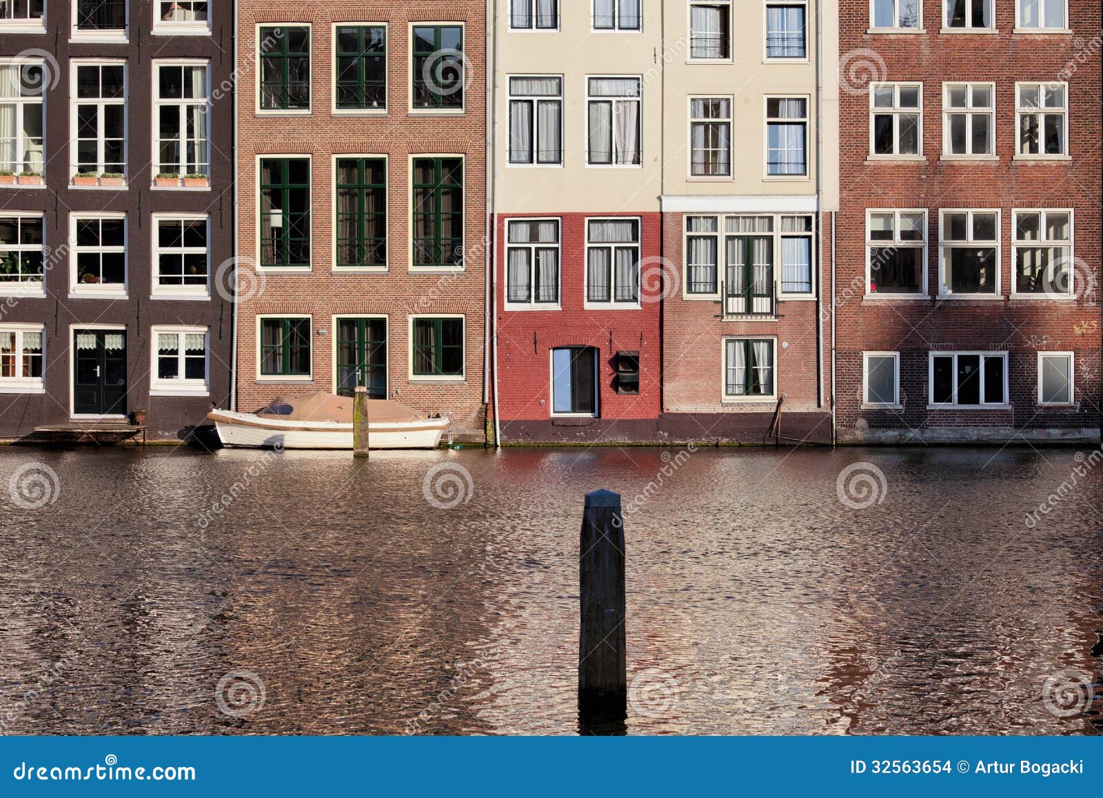 Huizen Op Water in Amsterdam Netherland Stock Foto - Image of huis ...