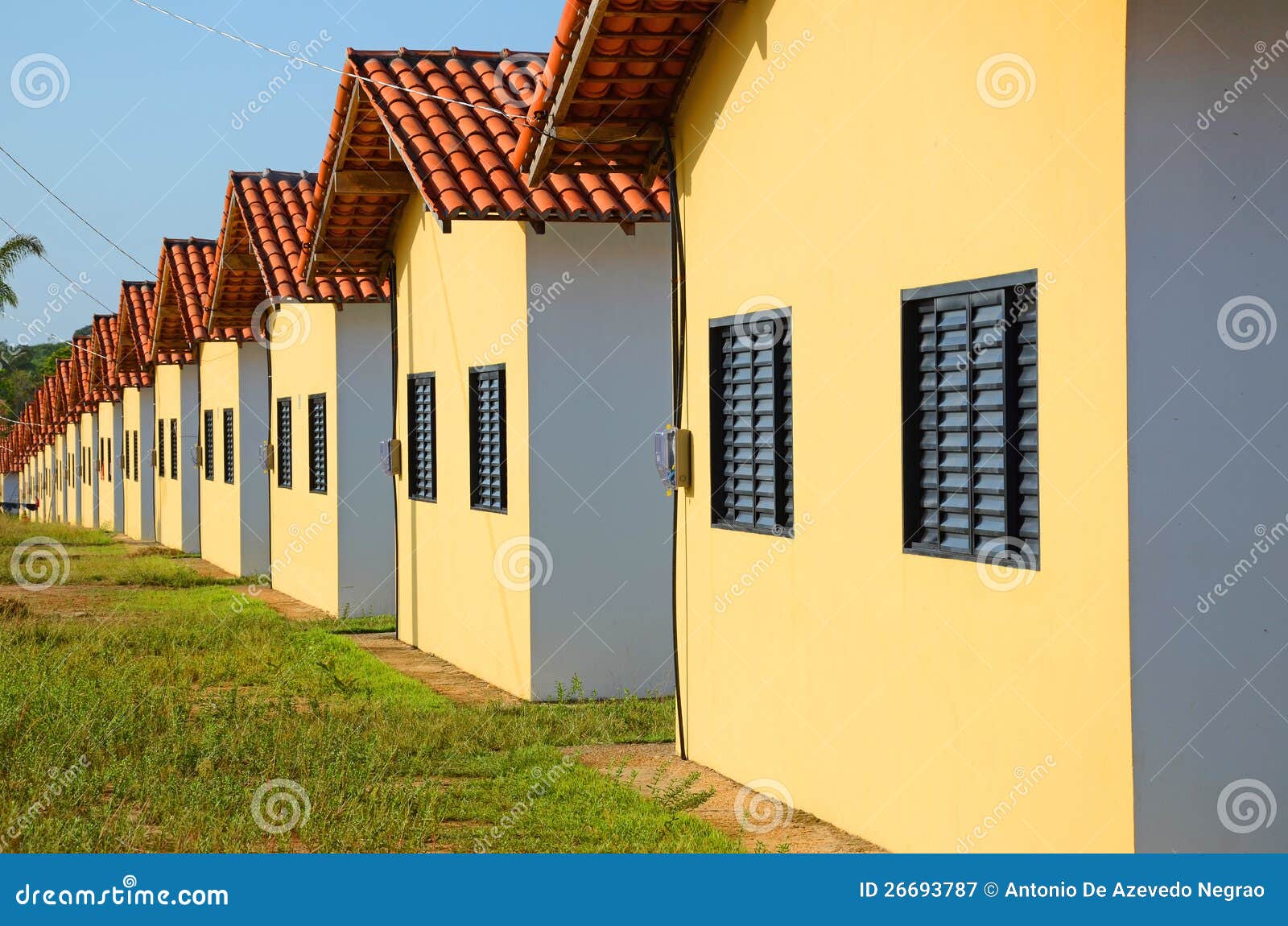 Huizen in rij stock afbeelding. Image of zelfde, bouw - 26693787