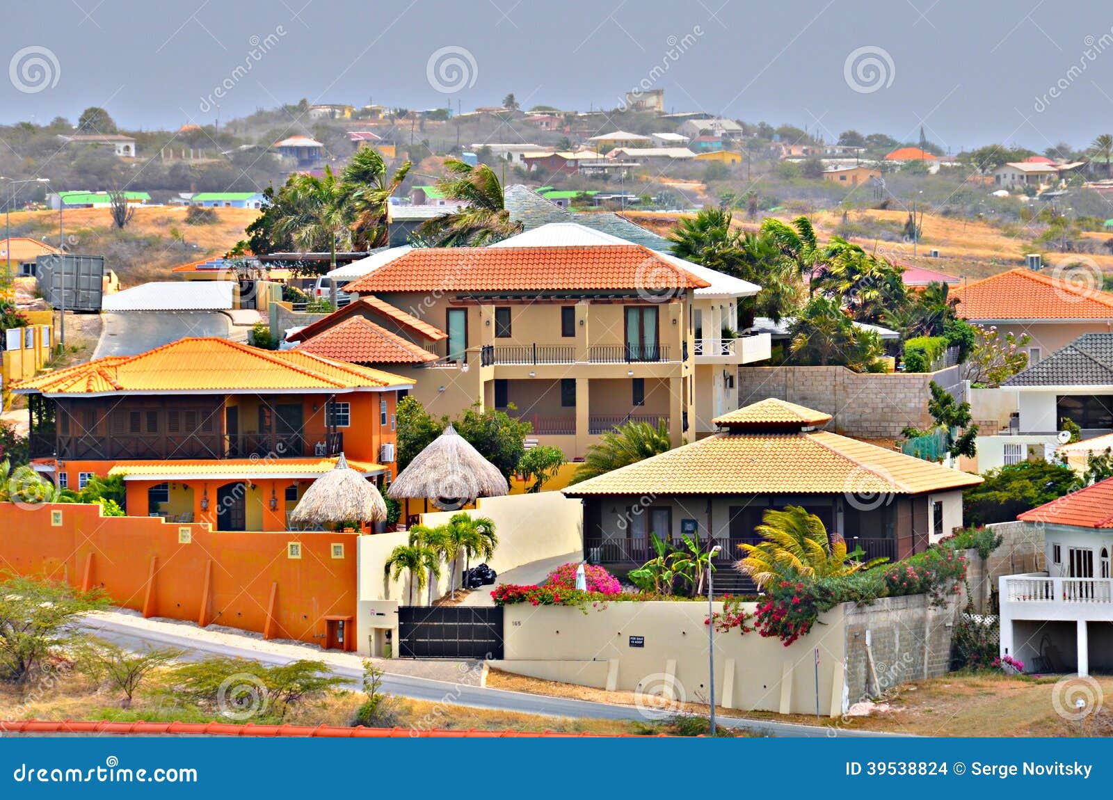 Huizen in Willemstad, Curacao Stock Foto - Image of leeuwerig, zwevend ...