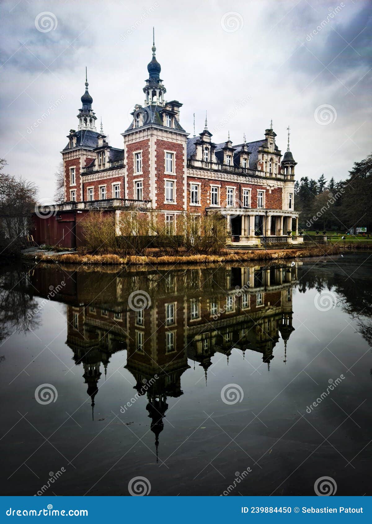 Huizingen Domain. Beautiful Castle. Miroir. Lake Stock Photo - Image of ...