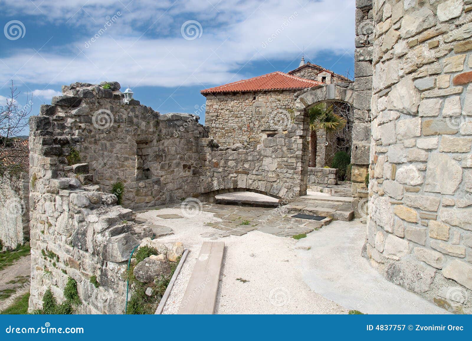 Hum - Smallest Town on Earth Stock Image - Image of sunny, ancient: 4837757