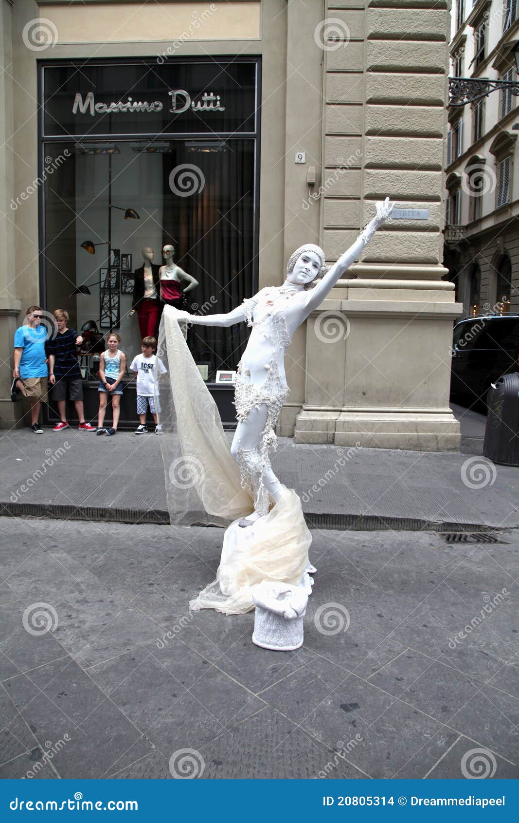 Human Statue, Rome, Italy editorial stock image. Image of female - 20805314