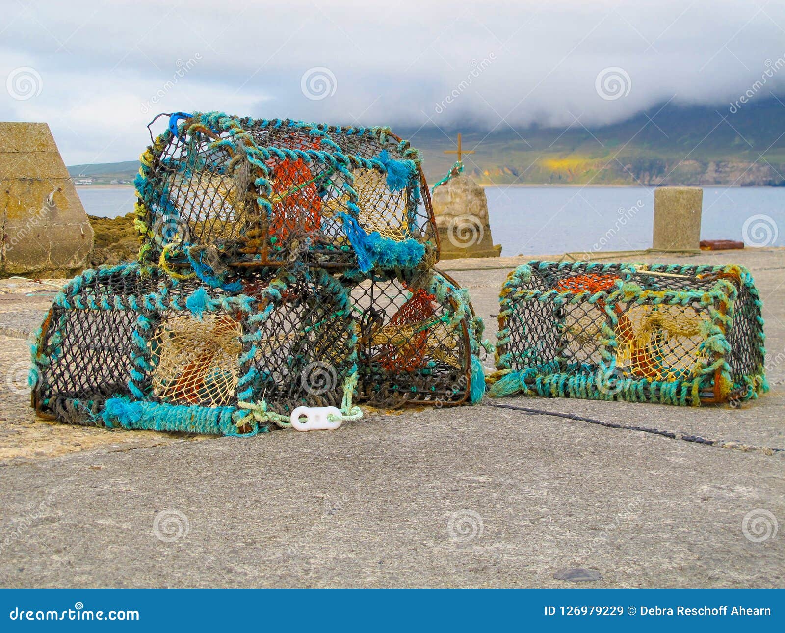 Hummer/Krabbe Sperrt Das Sitzen Auf Dem Kai Ein Stockbild - Bild von ...