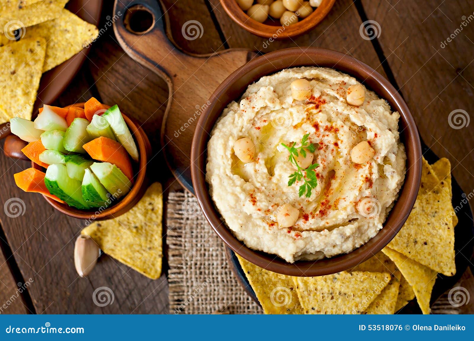 Hummus con las verduras foto de archivo. Imagen de cocina - 53518076