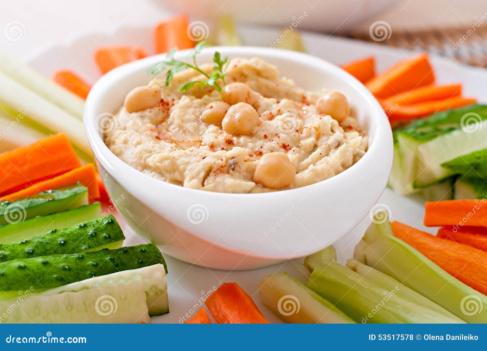 Hummus con le verdure fotografia stock. Immagine di hummus - 53517578