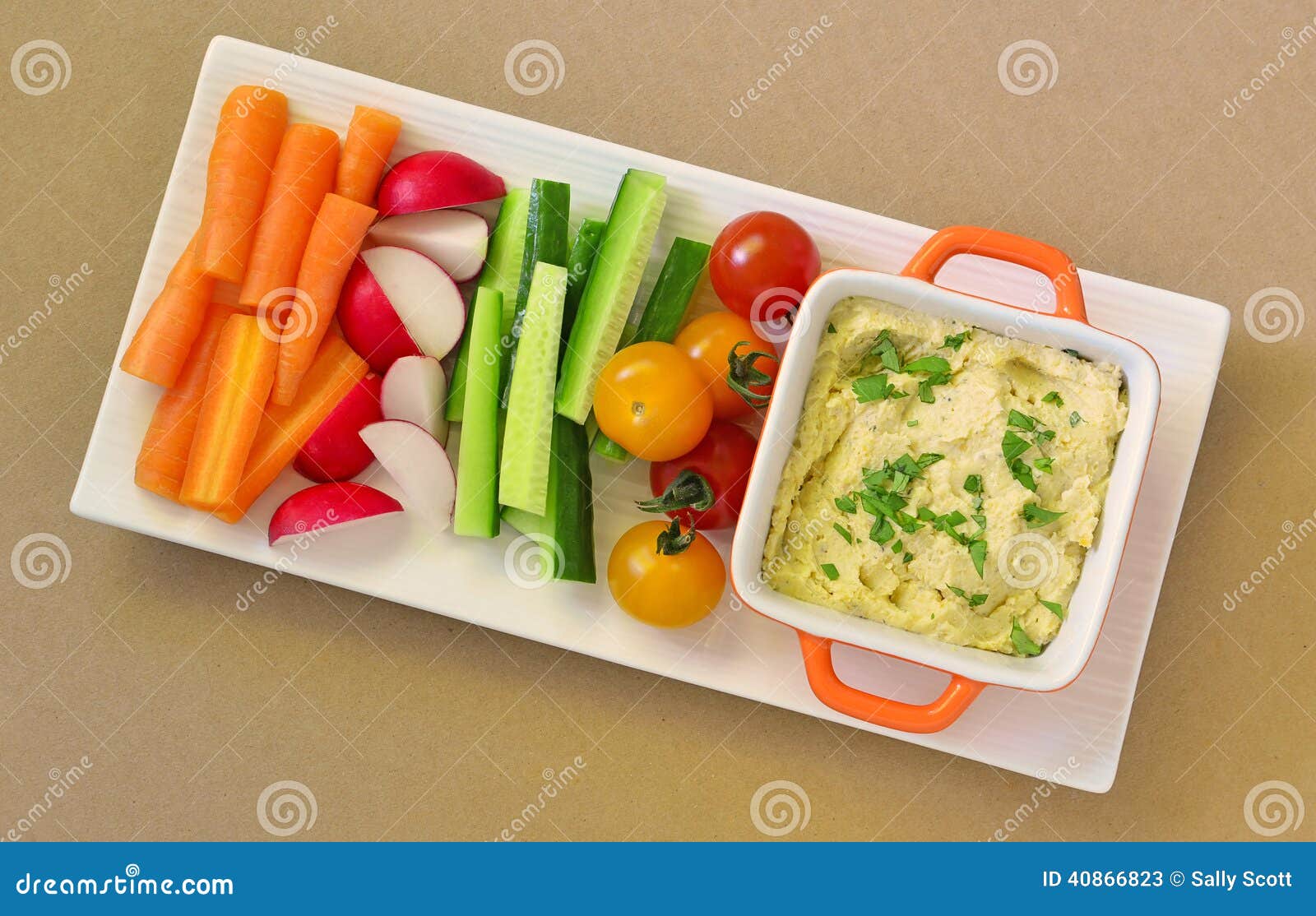 Hummus e verdure crude immagine stock. Immagine di hummus - 40866823