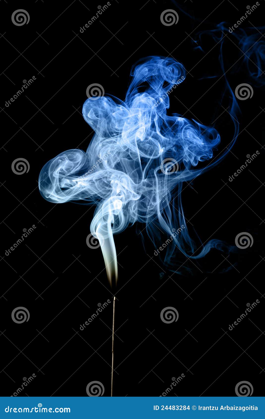 Humo azul foto de archivo. Imagen de forma, color, colores - 24483284