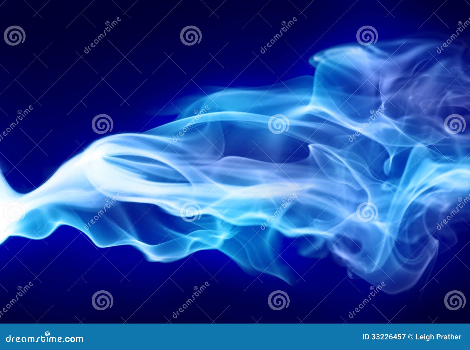 Humo azul brillante imagen de archivo. Imagen de fluir - 33226457