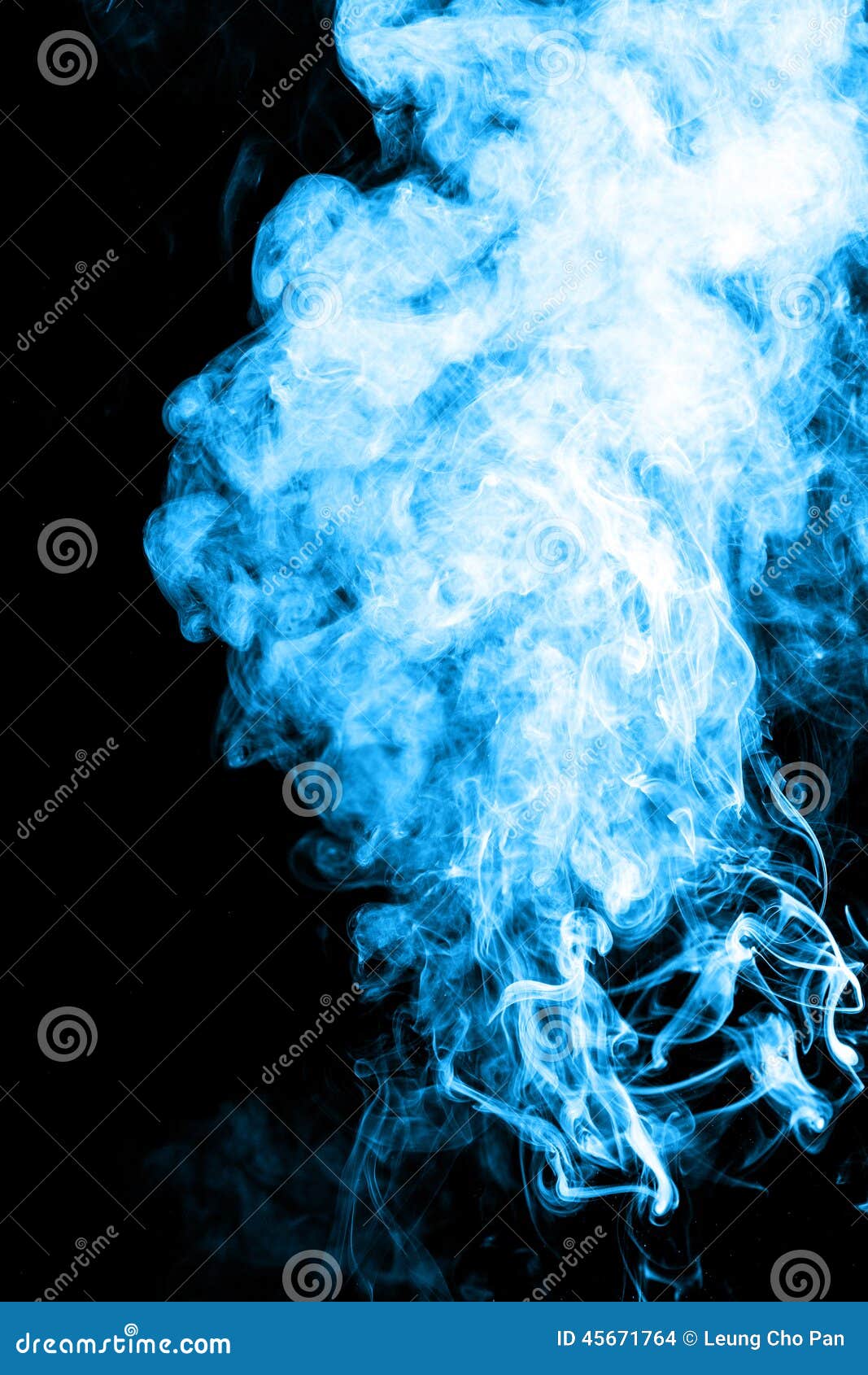 Humo azul del cigarrillo foto de archivo. Imagen de humo - 45671764