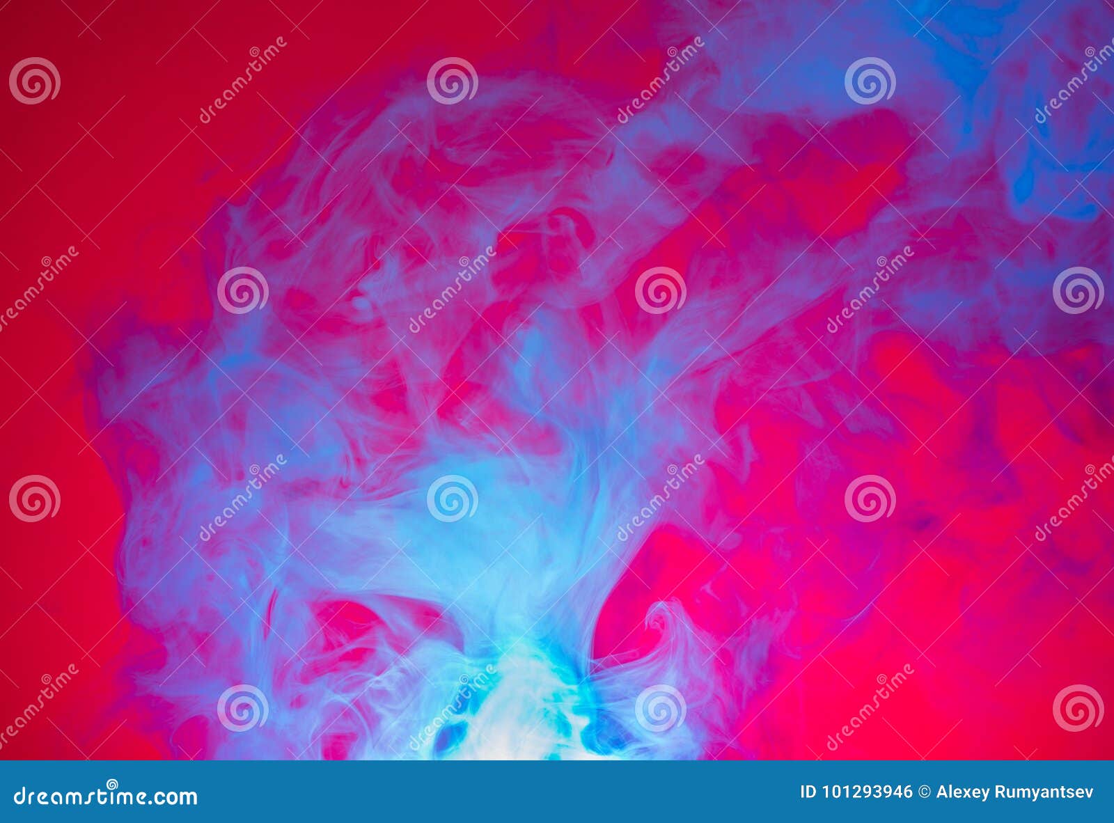 Humo azul en fondo rojo foto de archivo. Imagen de fluir - 101293946