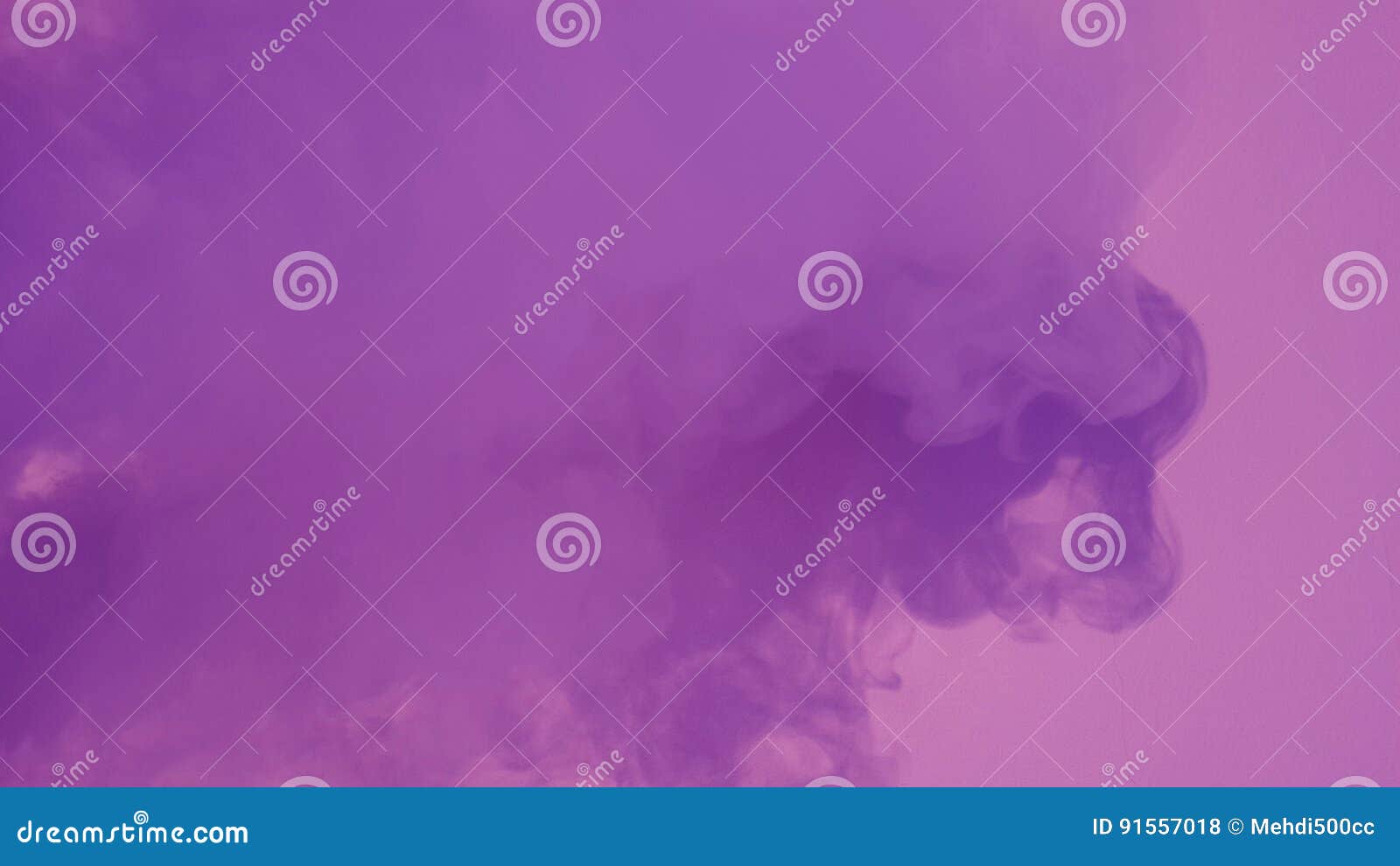 Humo con la luz violeta foto de archivo. Imagen de fuego - 91557018
