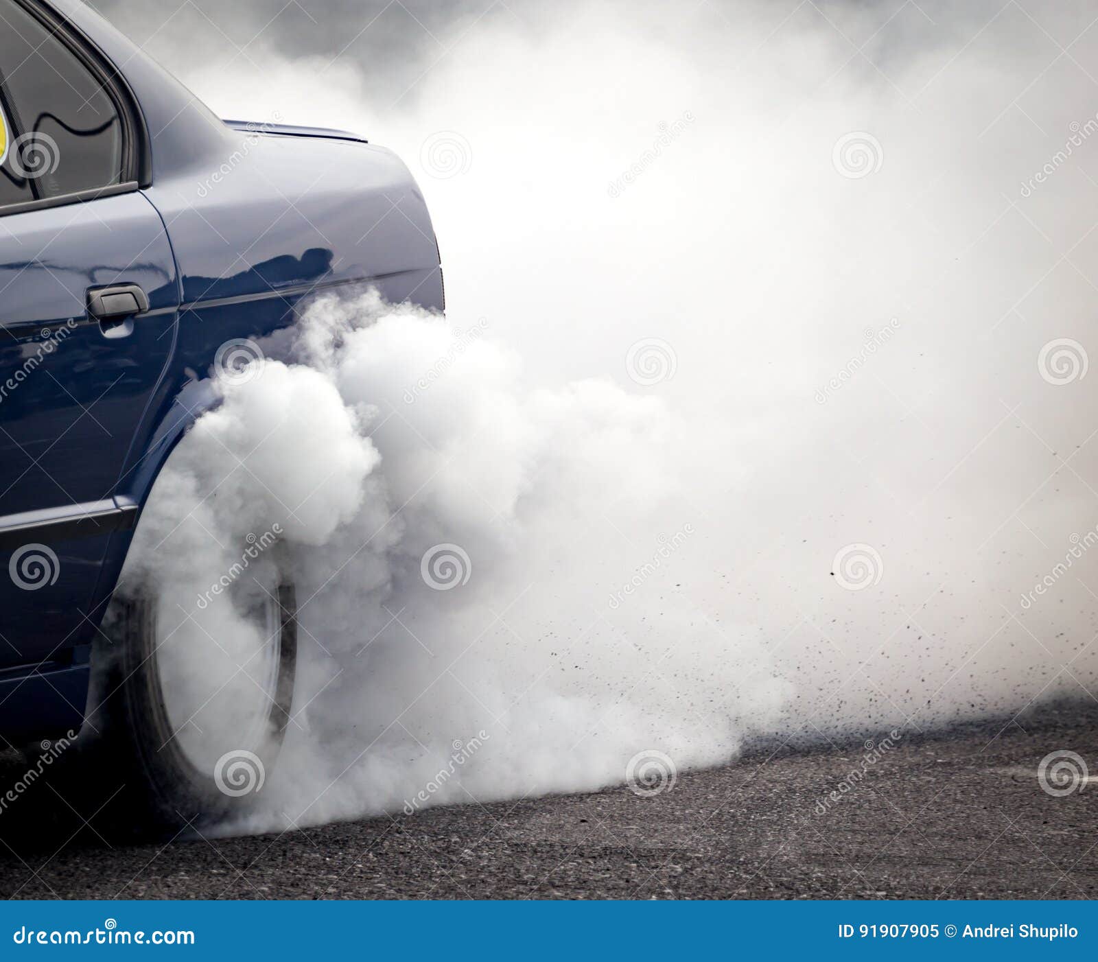 Humo De Debajo Las Ruedas Del Coche Imagen de archivo - Imagen de ...
