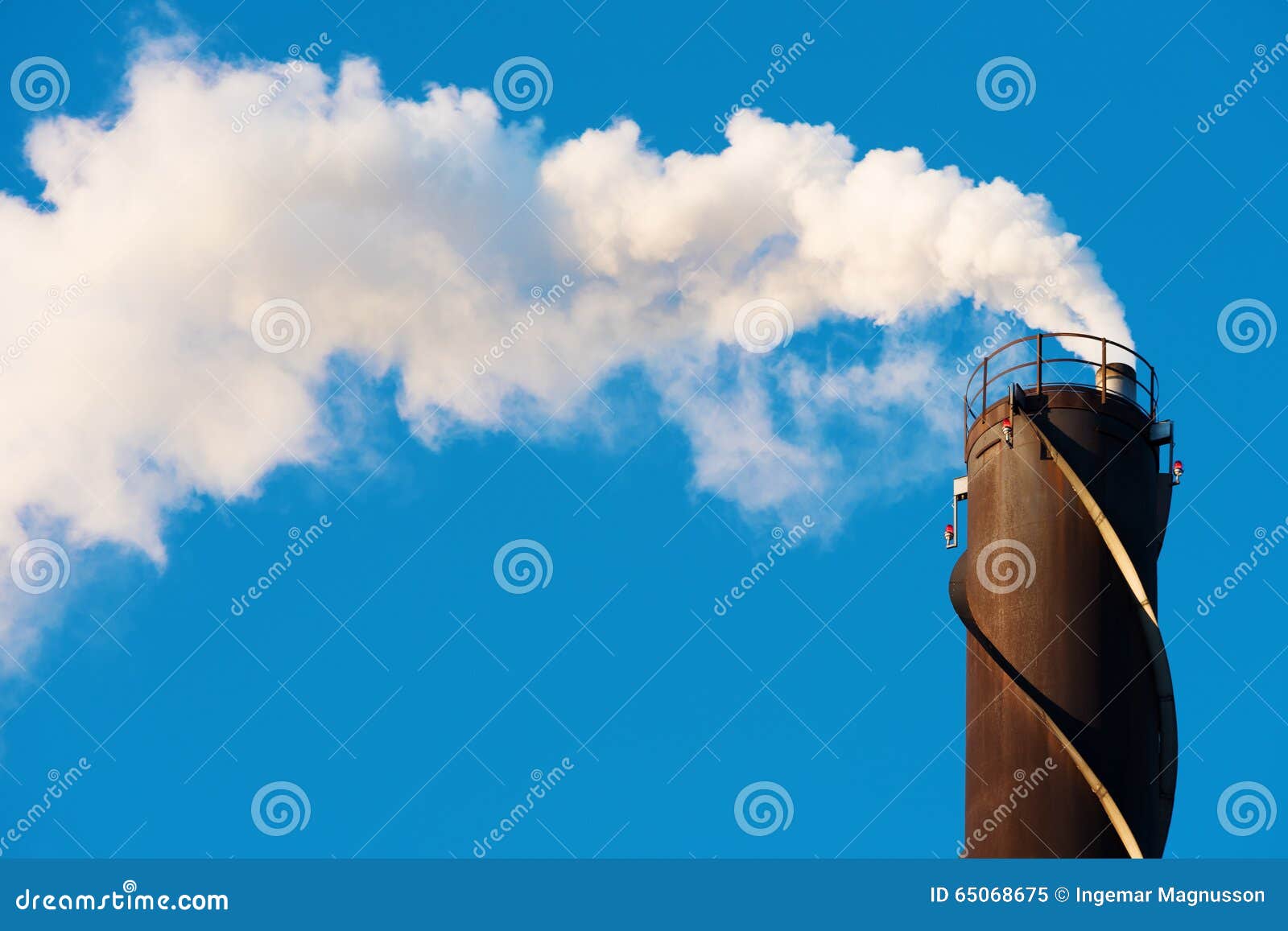 Humo de la chimenea imagen de archivo. Imagen de ambiental - 65068675