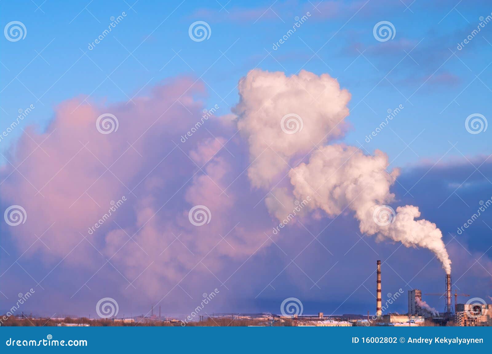 Humo De La Chimenea Bajo Ciudad Foto de archivo - Imagen de clima ...