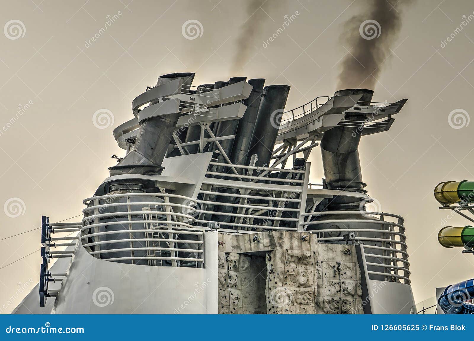 Humo De Un Barco De Cruceros Imagen editorial - Imagen de nave, nublado ...