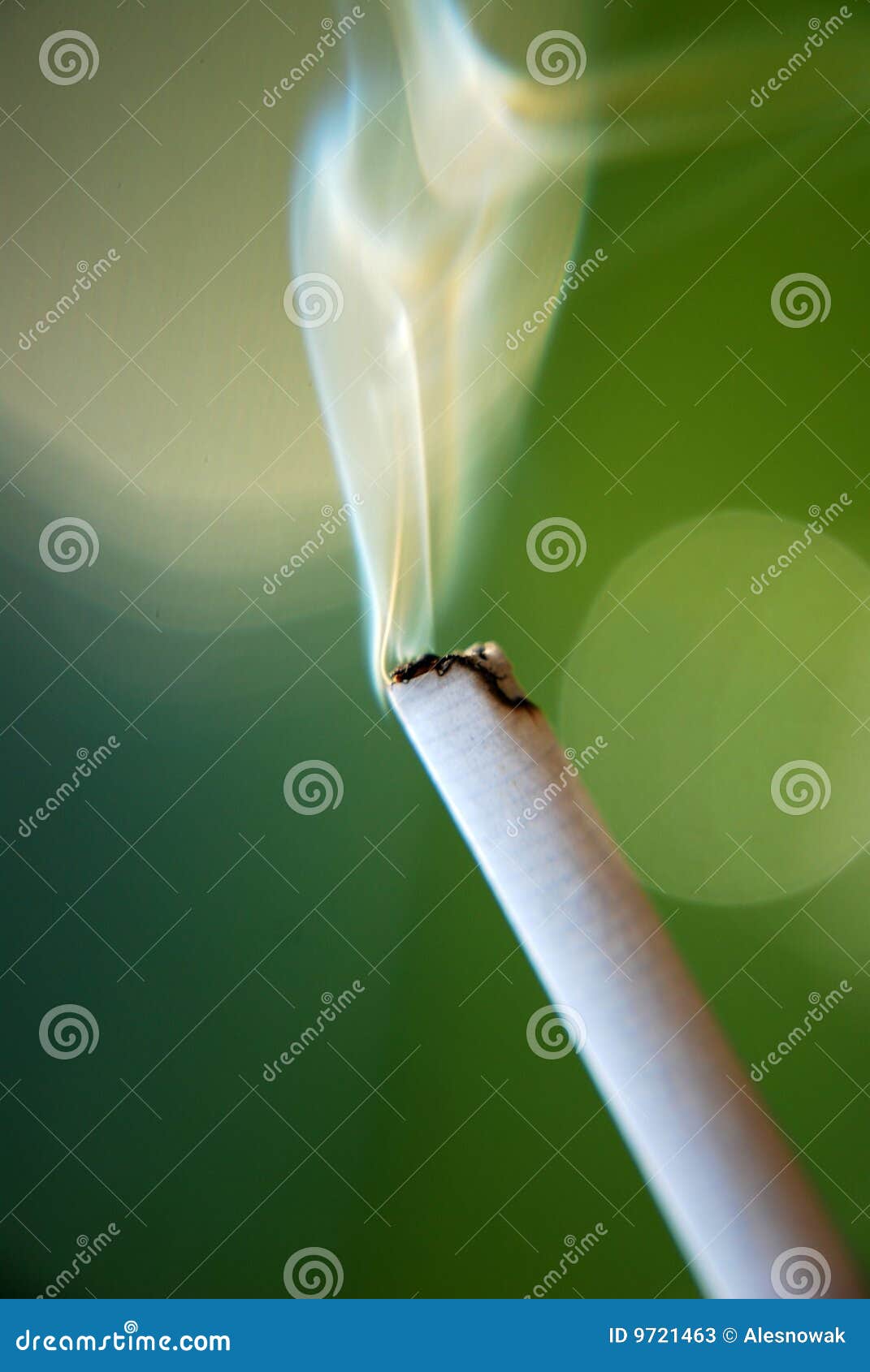 Humo del cigarrillo imagen de archivo. Imagen de color - 9721463