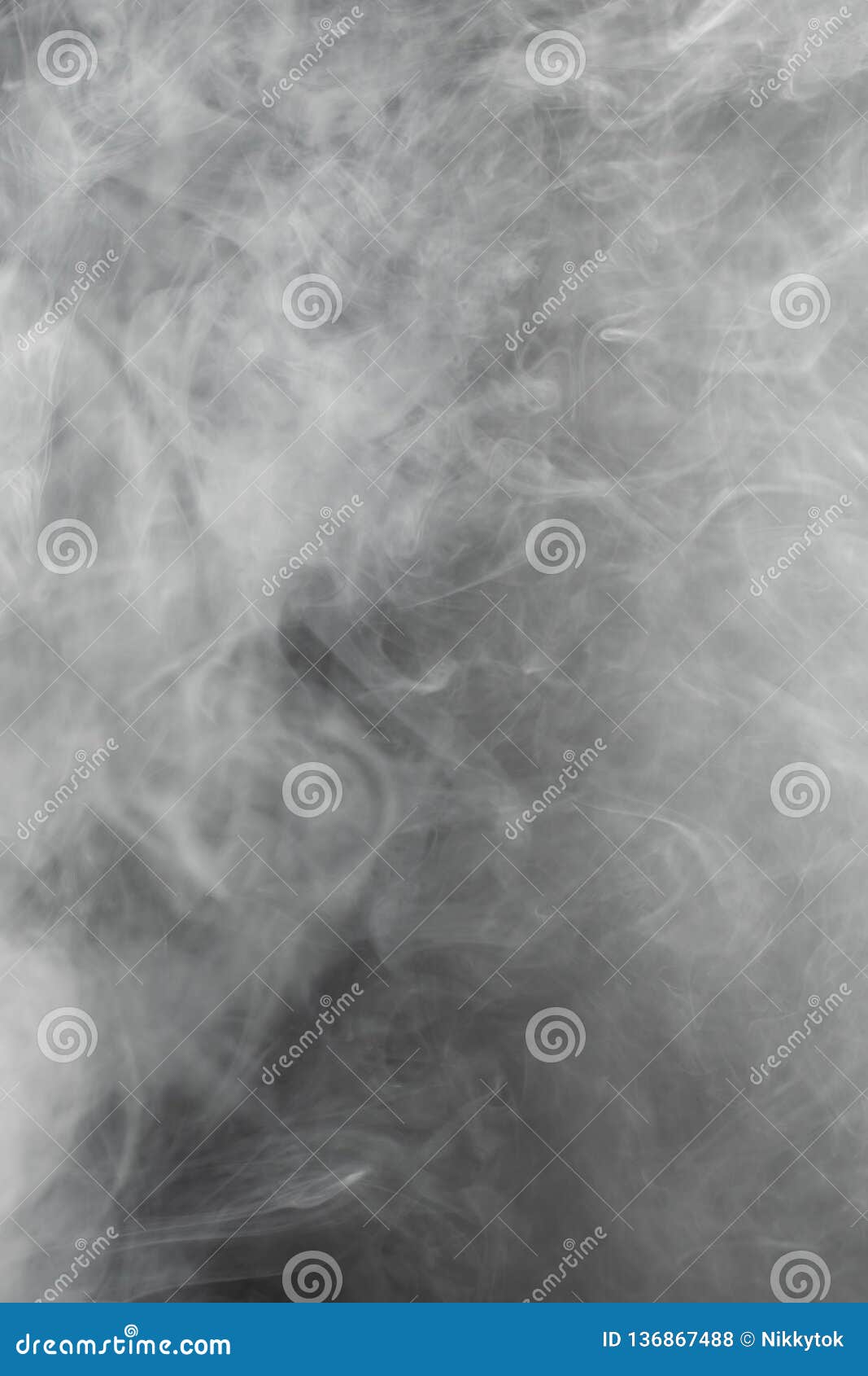 Humo denso en fondo negro foto de archivo. Imagen de humo - 136867488