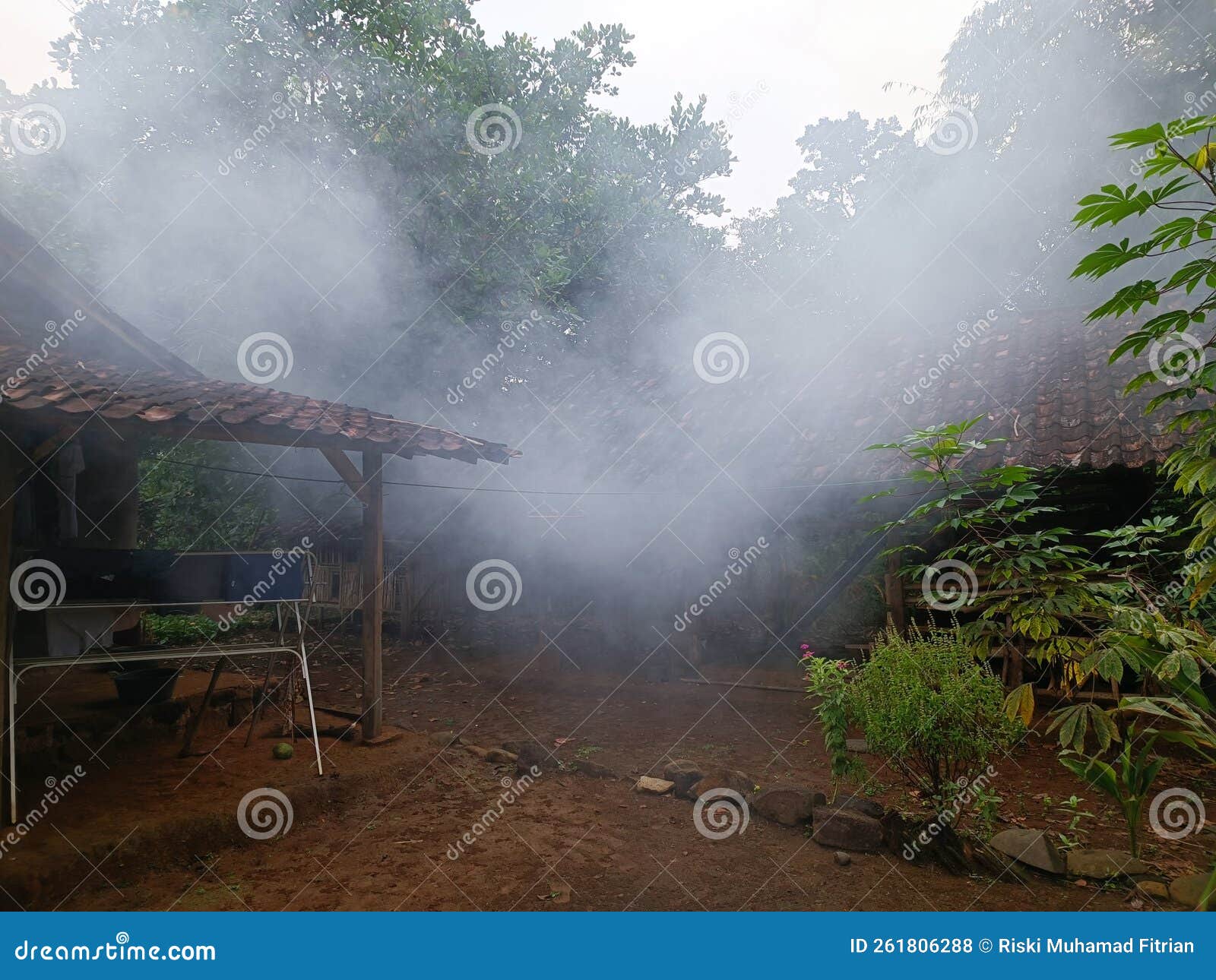 Humo en casa de pueblo foto de archivo. Imagen de fresco - 261806288