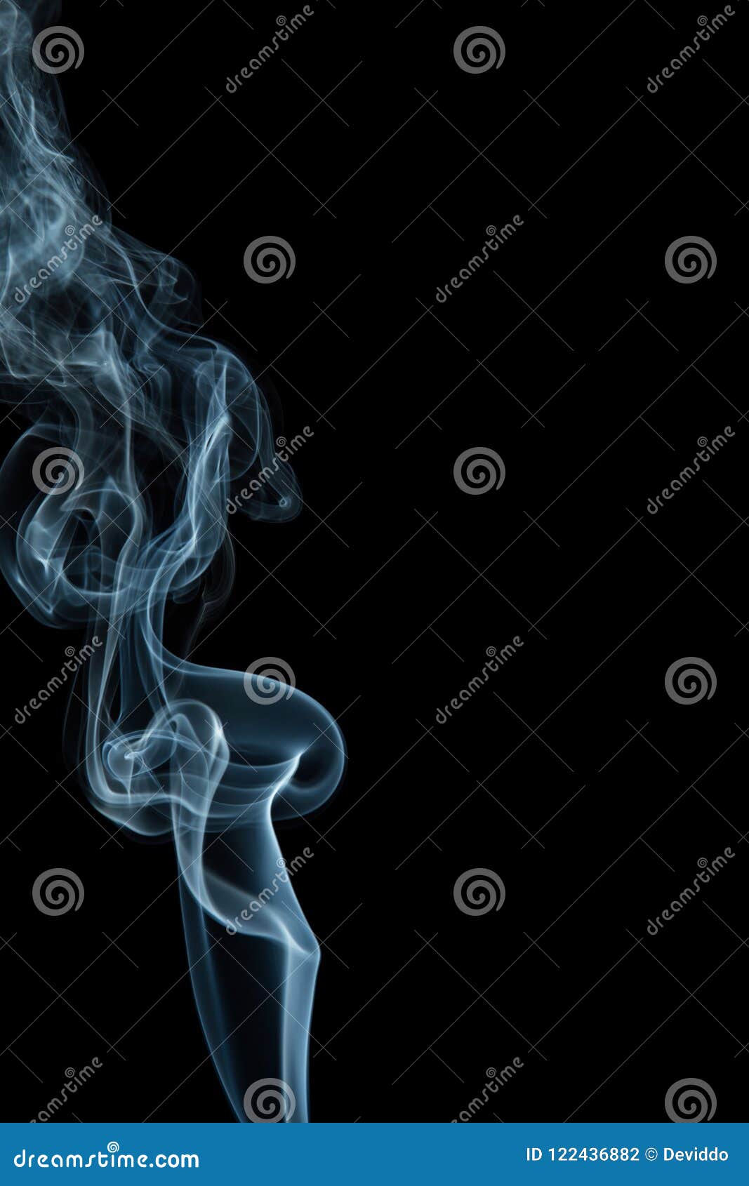 Humo en un fondo negro foto de archivo. Imagen de fragancia - 122436882