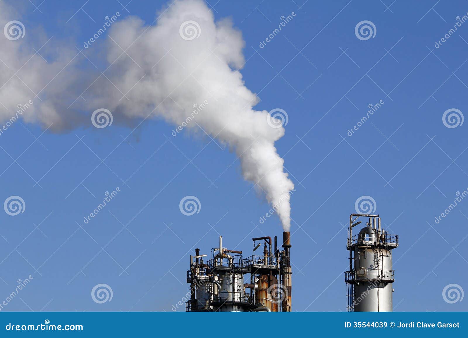 Humo Industrial De La Chimenea Imagen de archivo - Imagen de emisiones ...