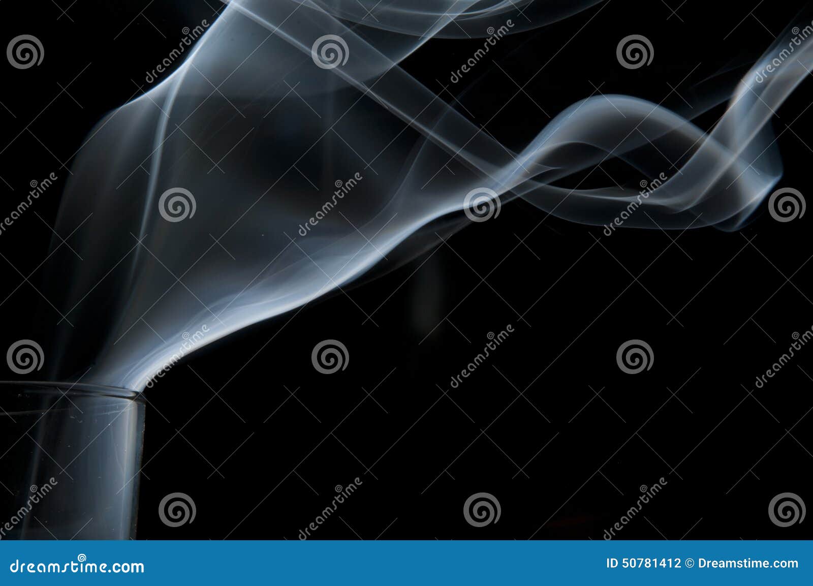 Humo que sale de un vidrio foto de archivo. Imagen de rodillos - 50781412