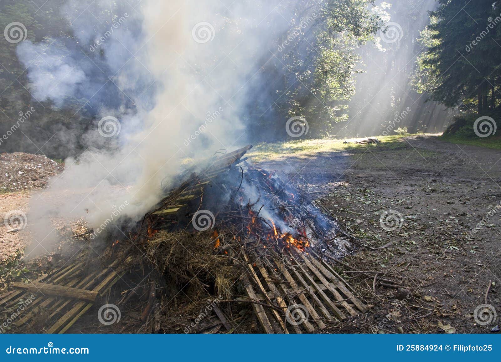 Humo sobre el fuego foto de archivo. Imagen de quema - 25884924