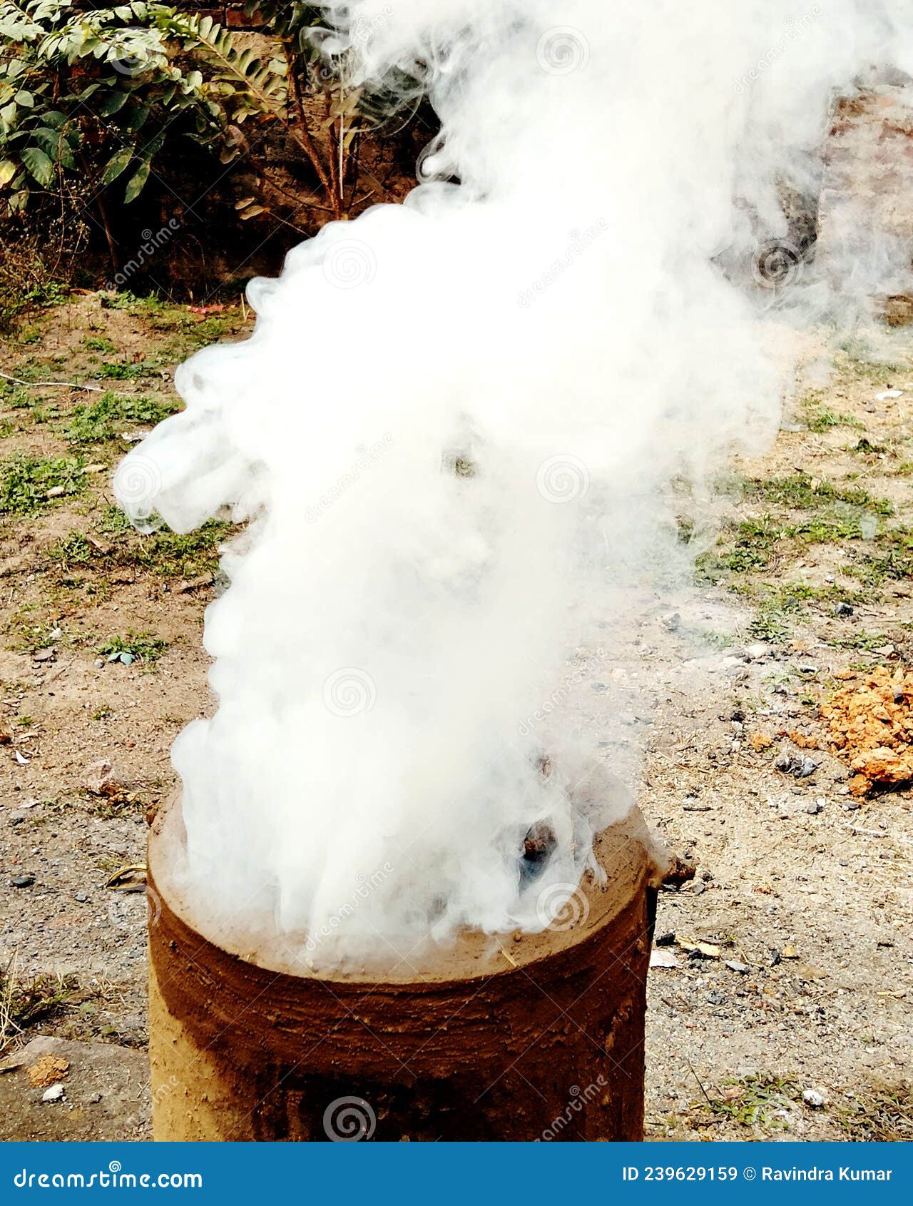 Humo y chulha imagen de archivo. Imagen de humo, blanco - 239629159